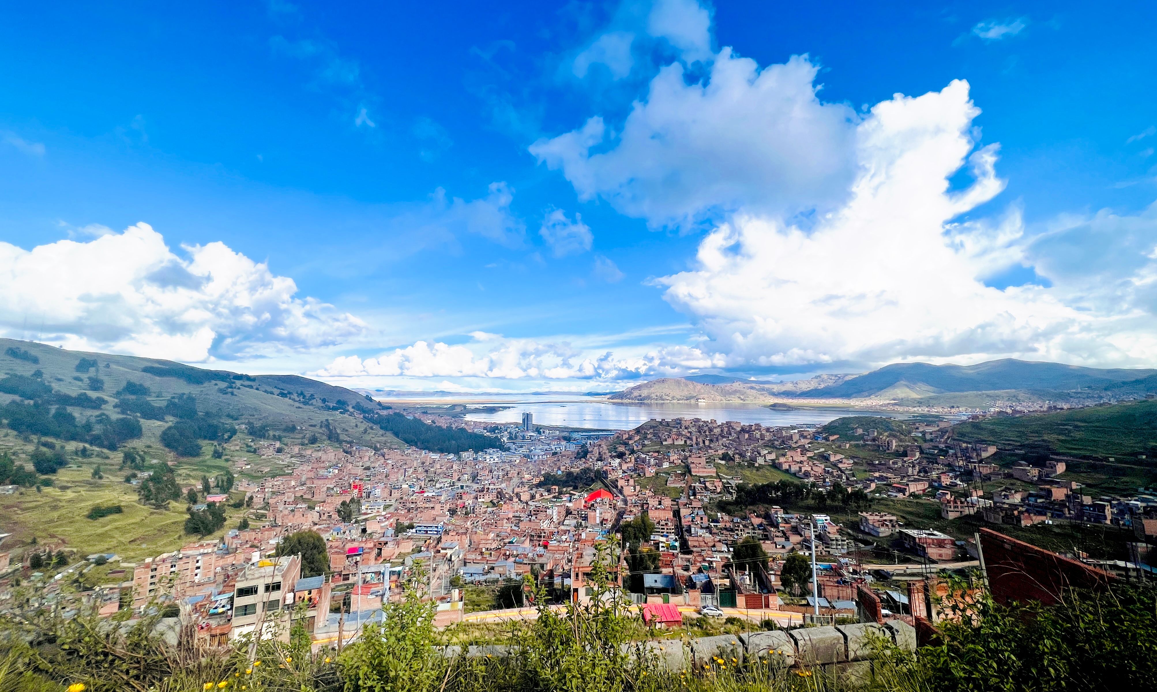 Vue Aérienne De La Ville De Puno, Au Pérou, Et Du Lac Titicaca · Photo ...
