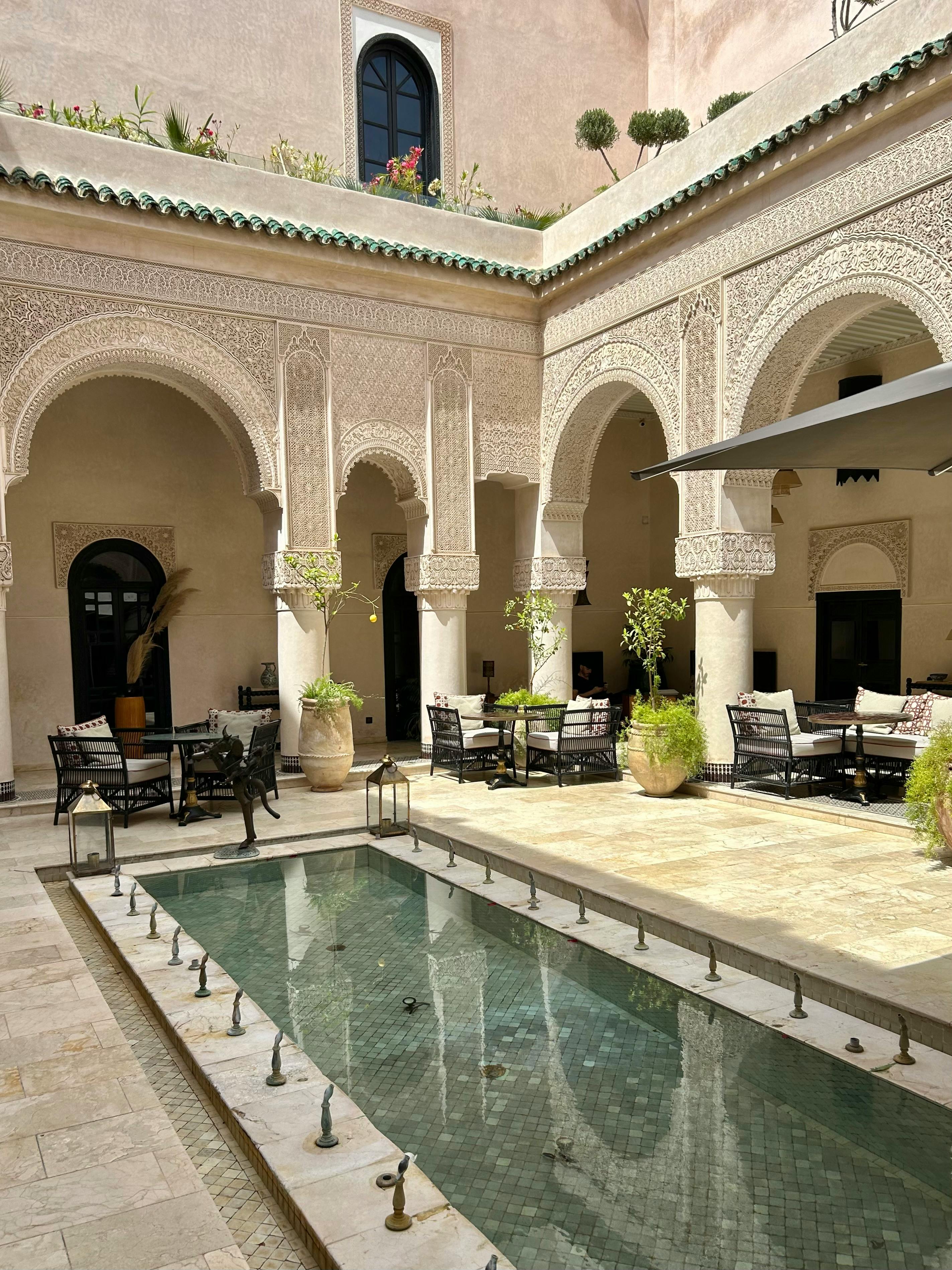Elegant Moroccan Courtyard with Arched Architecture · Free Stock Photo