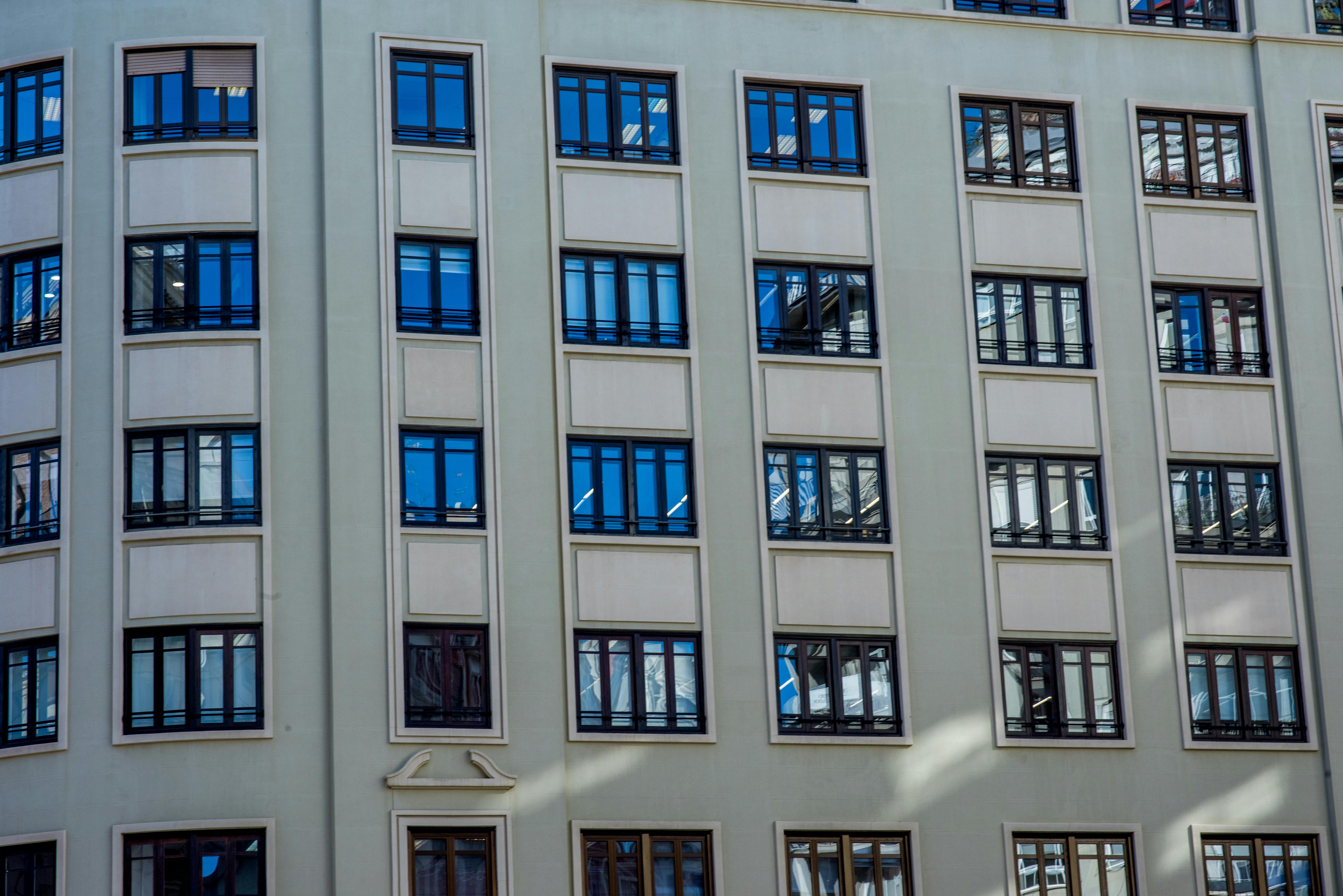 Geometric Facade of Modern High-rise Building · Free Stock Photo