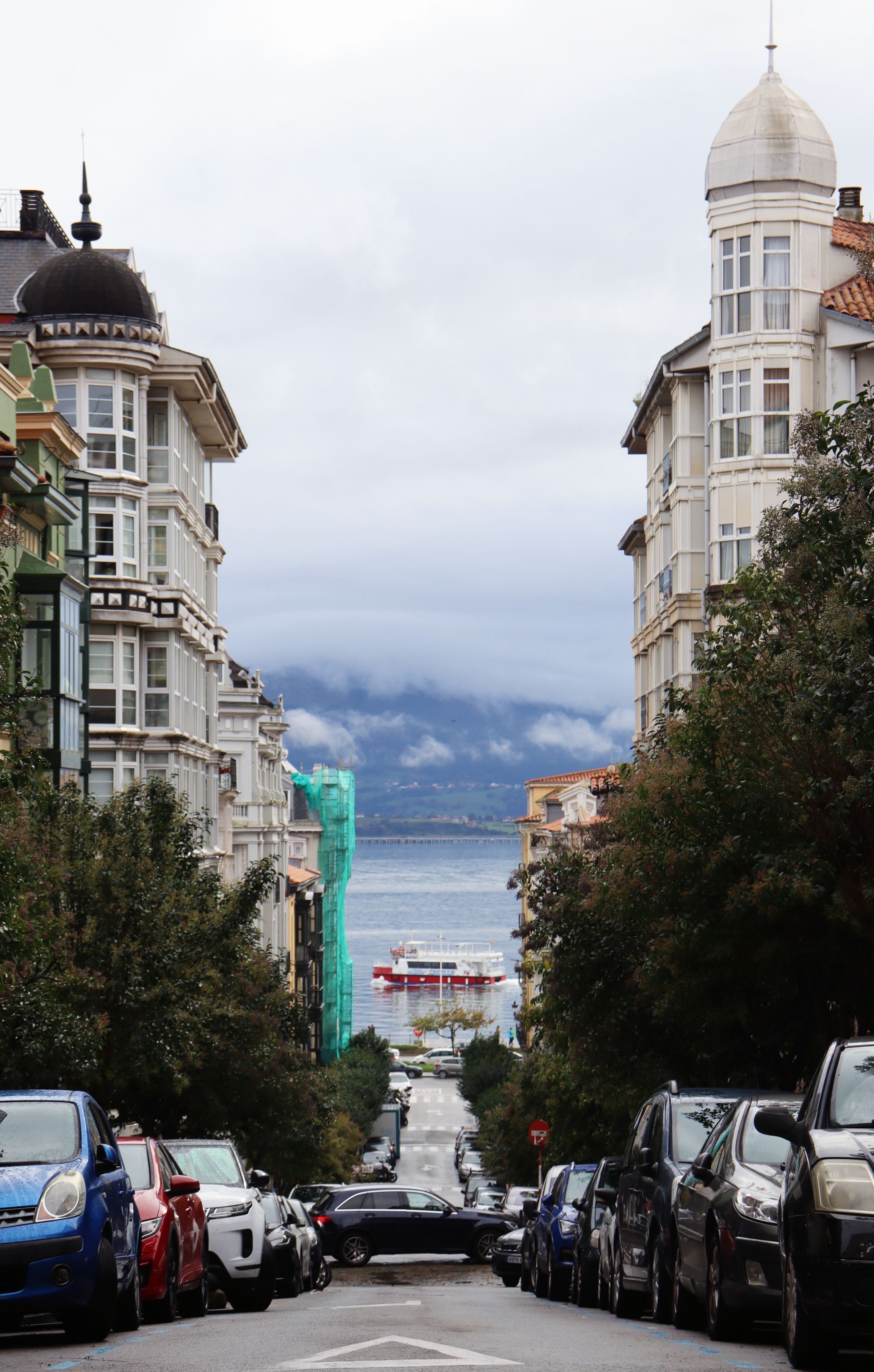 Scenic Urban Street View with Ocean and Architecture · Free Stock Photo