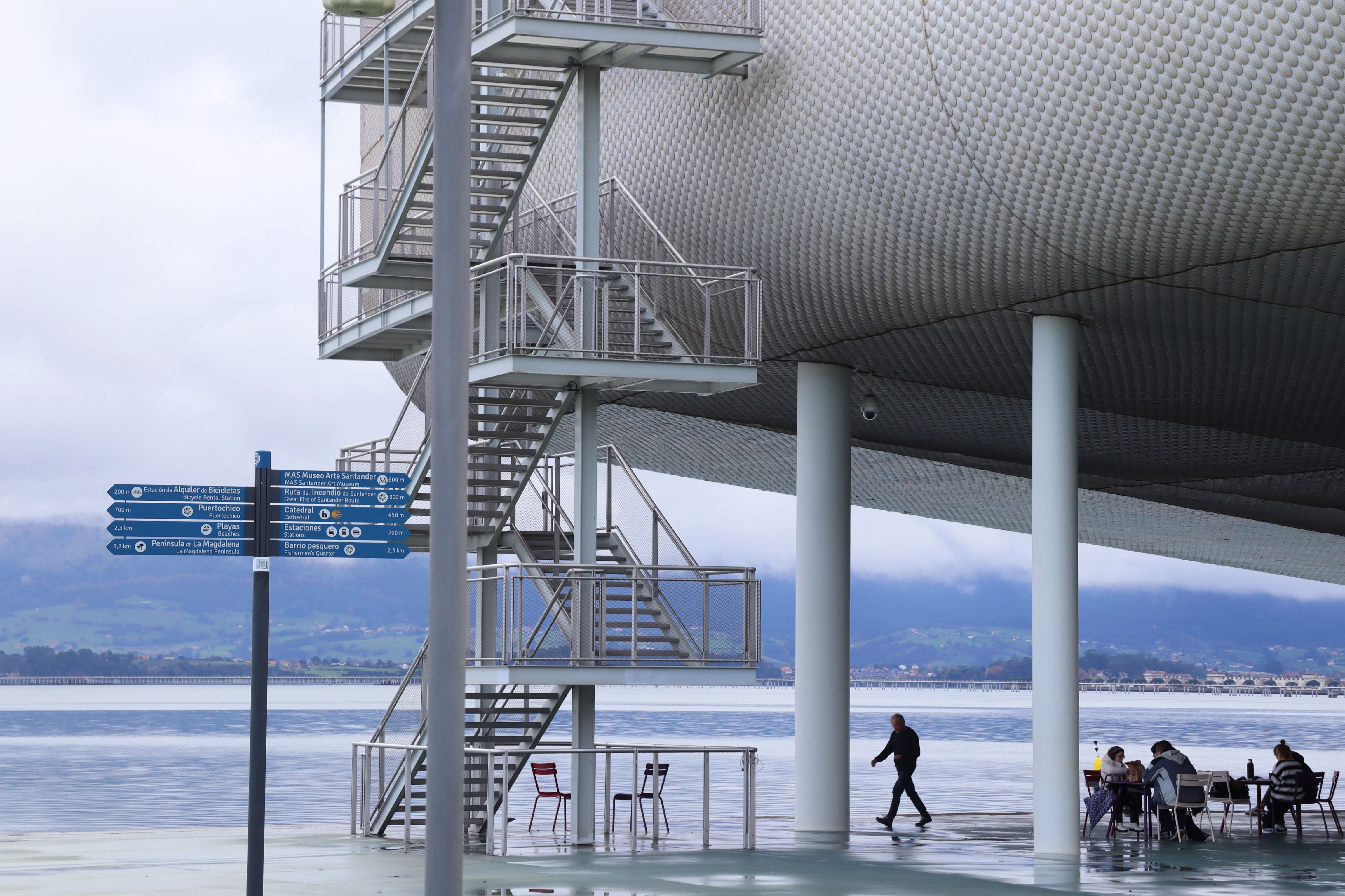 Modern Structure by Ocean with Leisure Area · Free Stock Photo