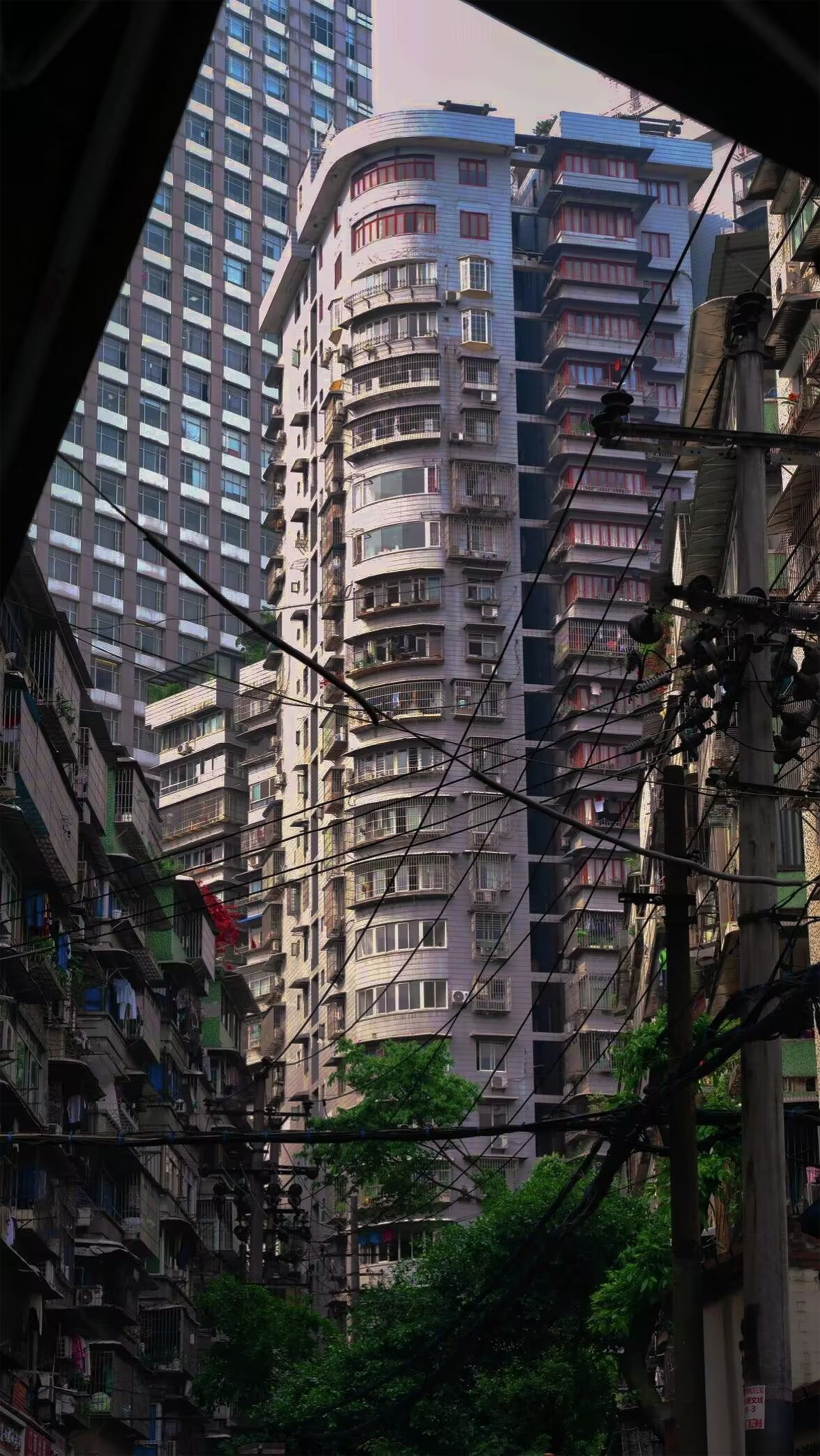 Edificios Urbanos De Gran Altura Con Líneas Eléctricas · Foto de stock ...