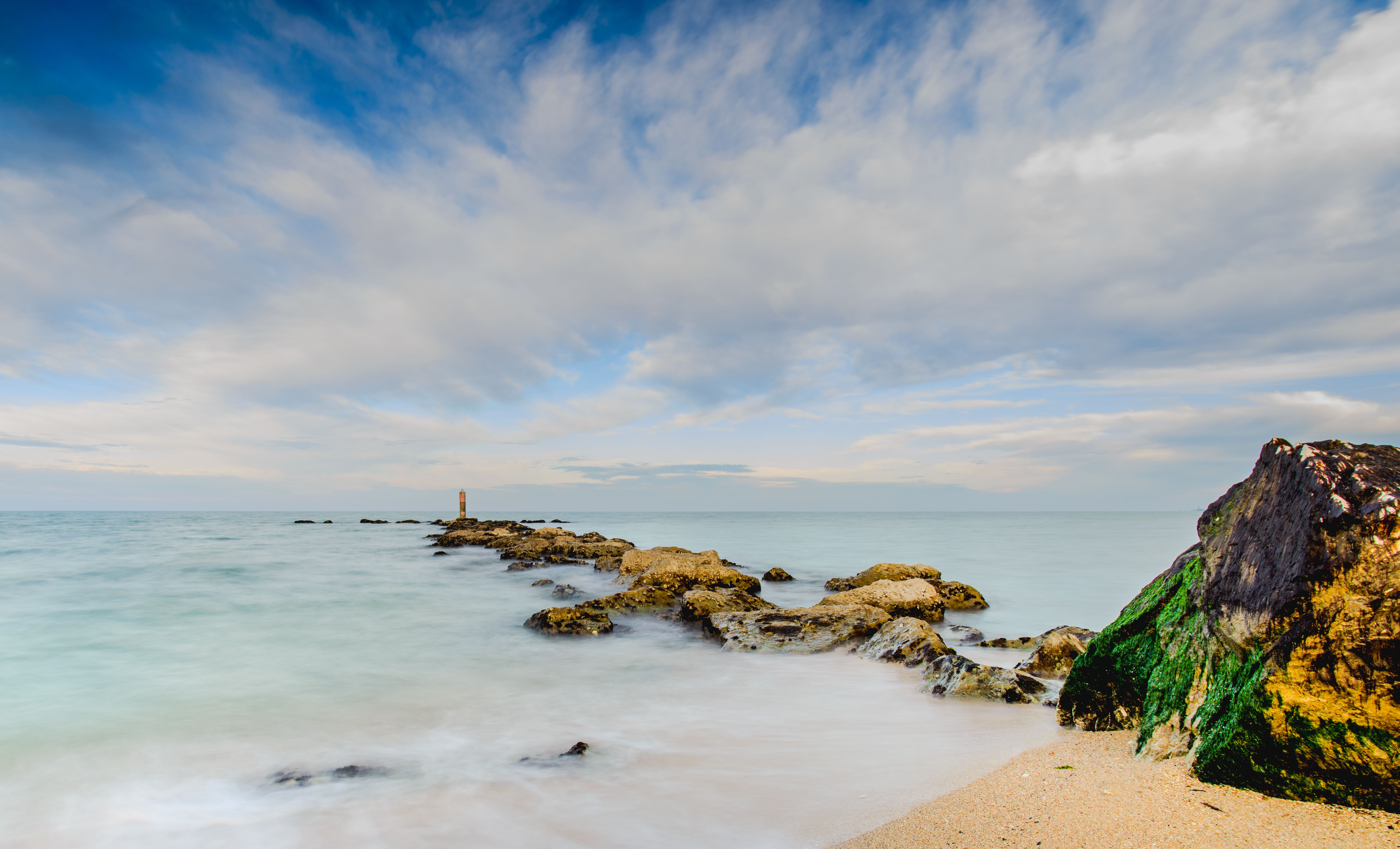 Formasi Batuan Pesisir Yang Indah Di Laut Yang Tenang · Foto Stok Gratis