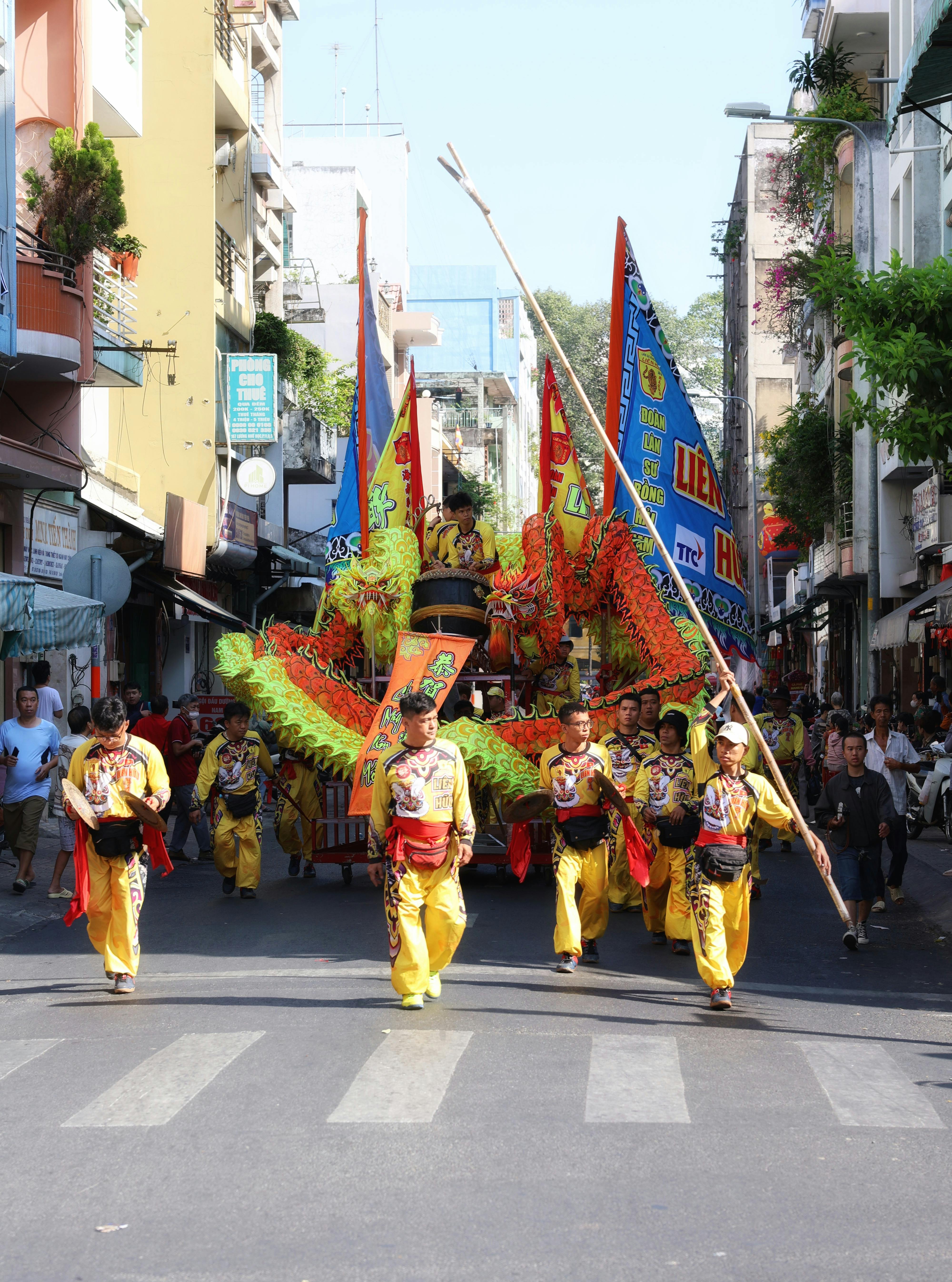 Parade Jalanan Semarak Dengan Tari Naga · Foto Stok Gratis