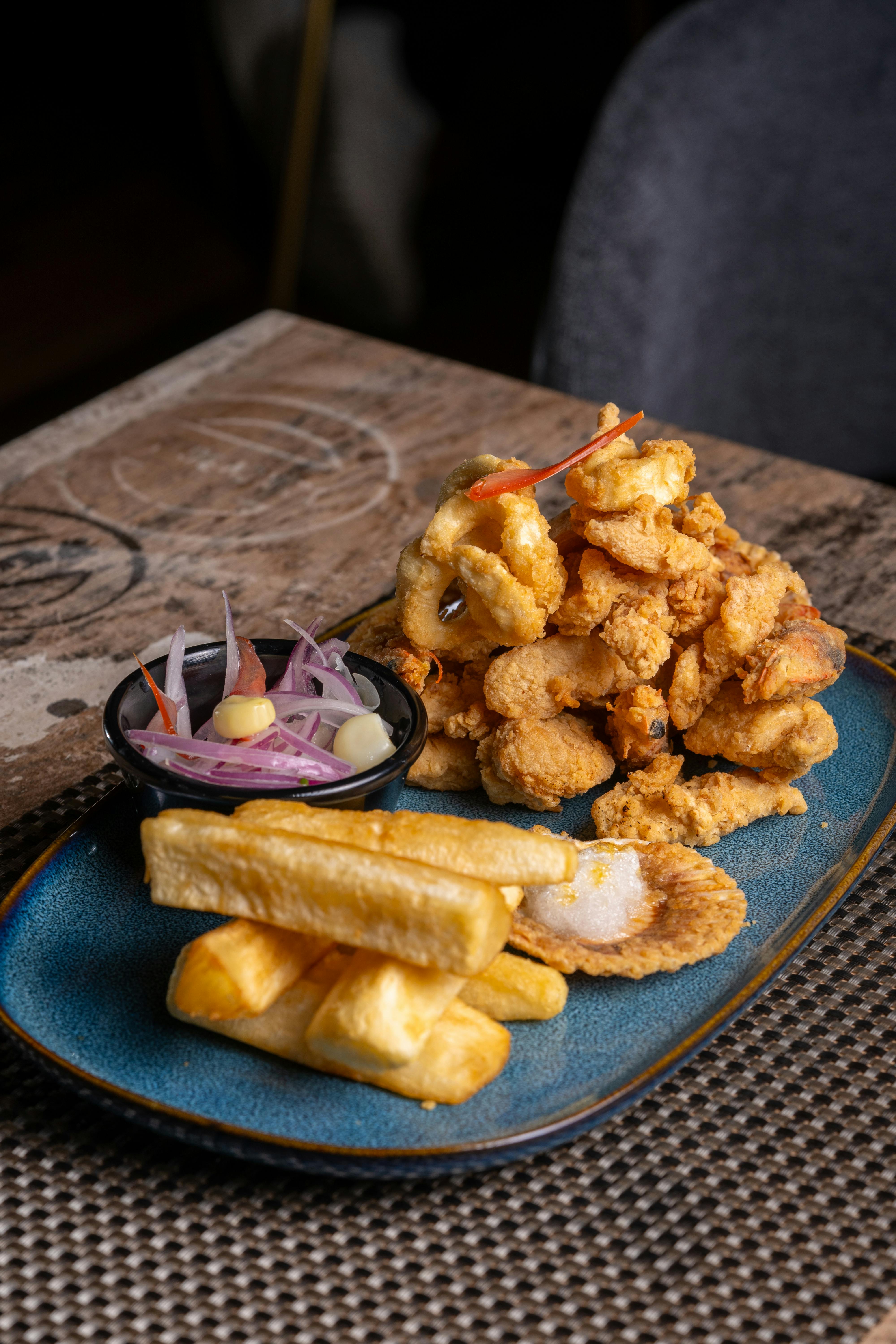 Deliciosos Mariscos Fritos Con Yuca Frita Y Guarnición De Cebolla ...