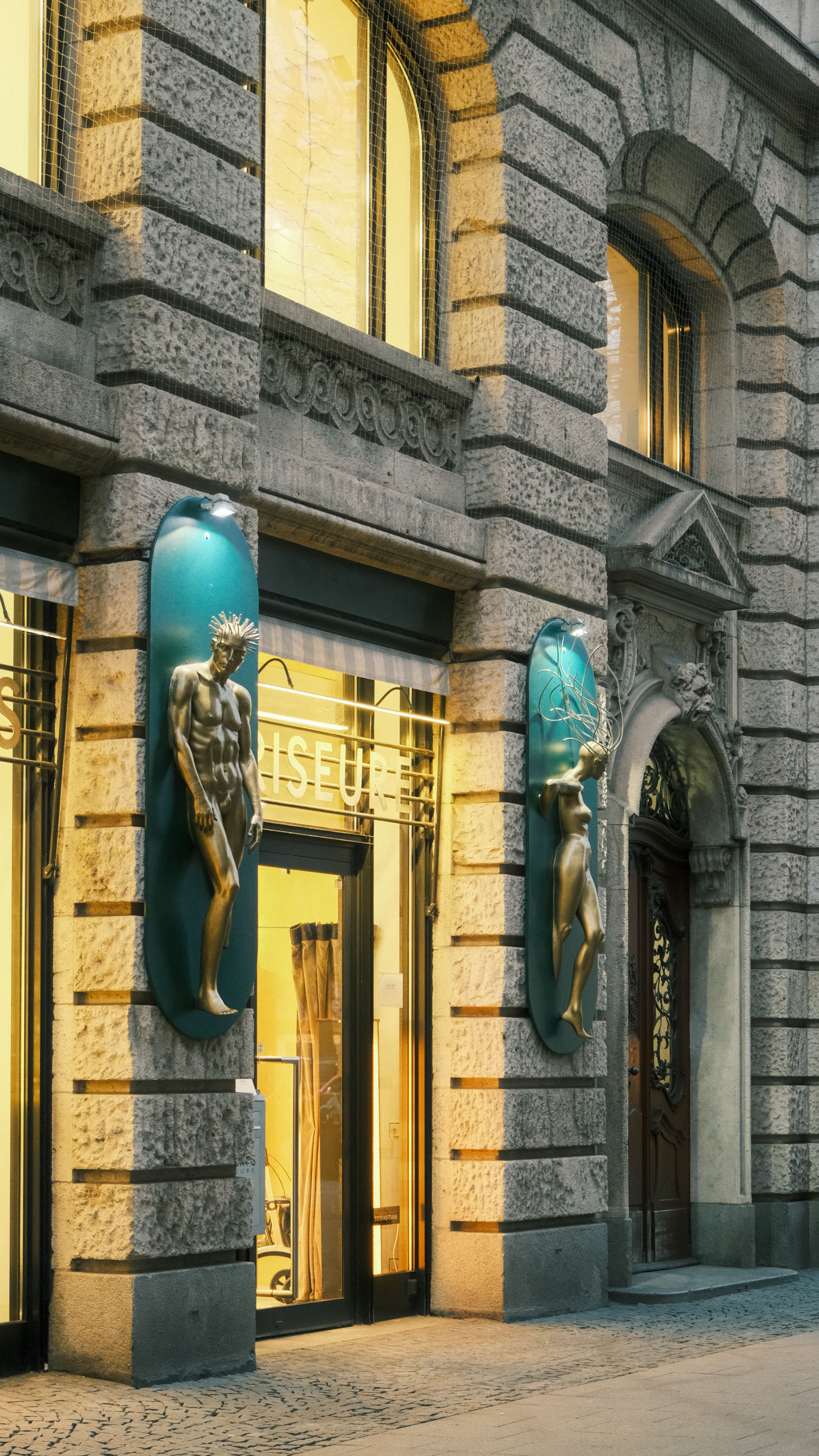 Elegant Museum Entrance with Sculptures at Sunset · Free Stock Photo