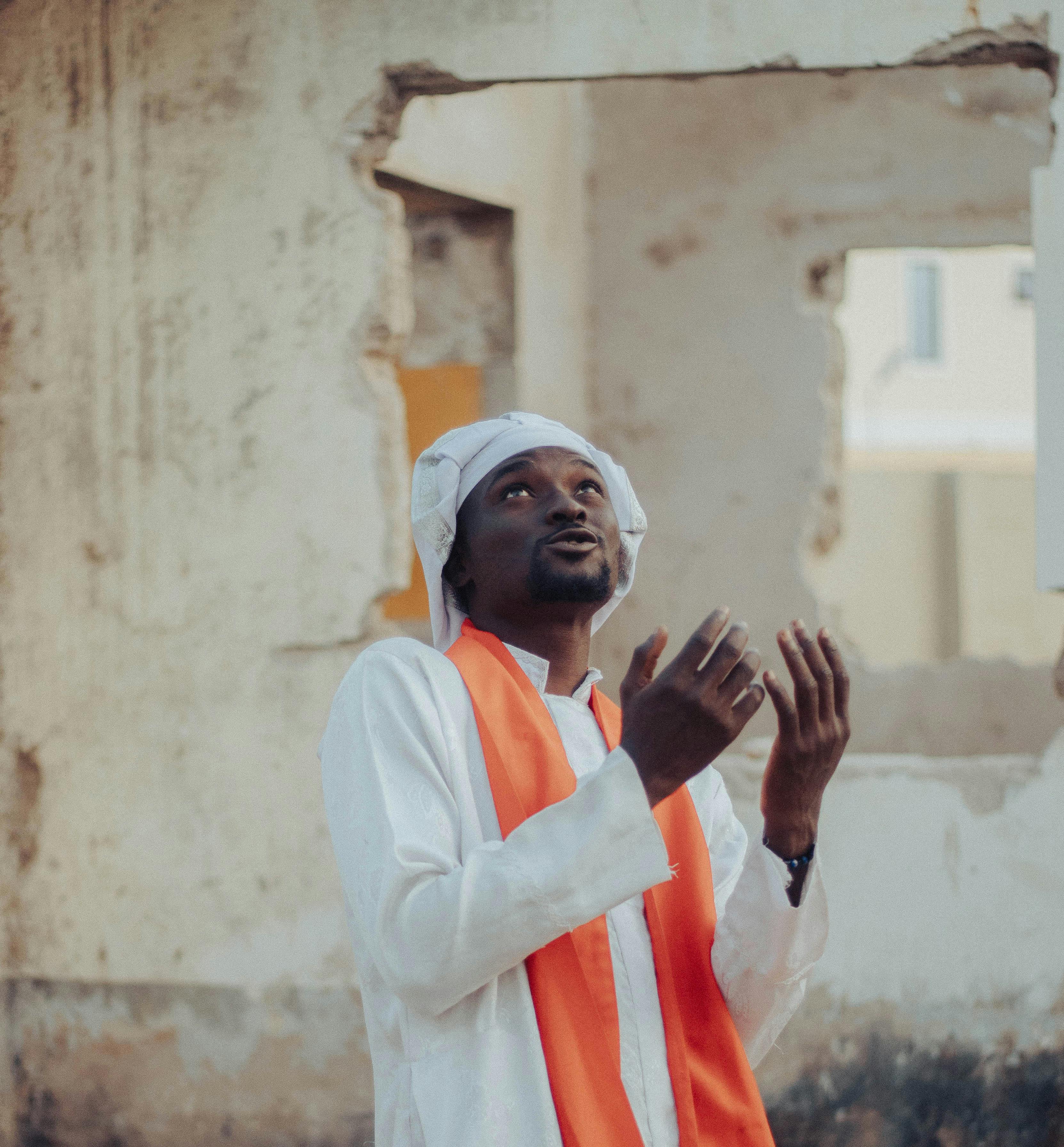 Homem Em Traje Tradicional Rezando Ao Ar Livre · Foto profissional gratuita