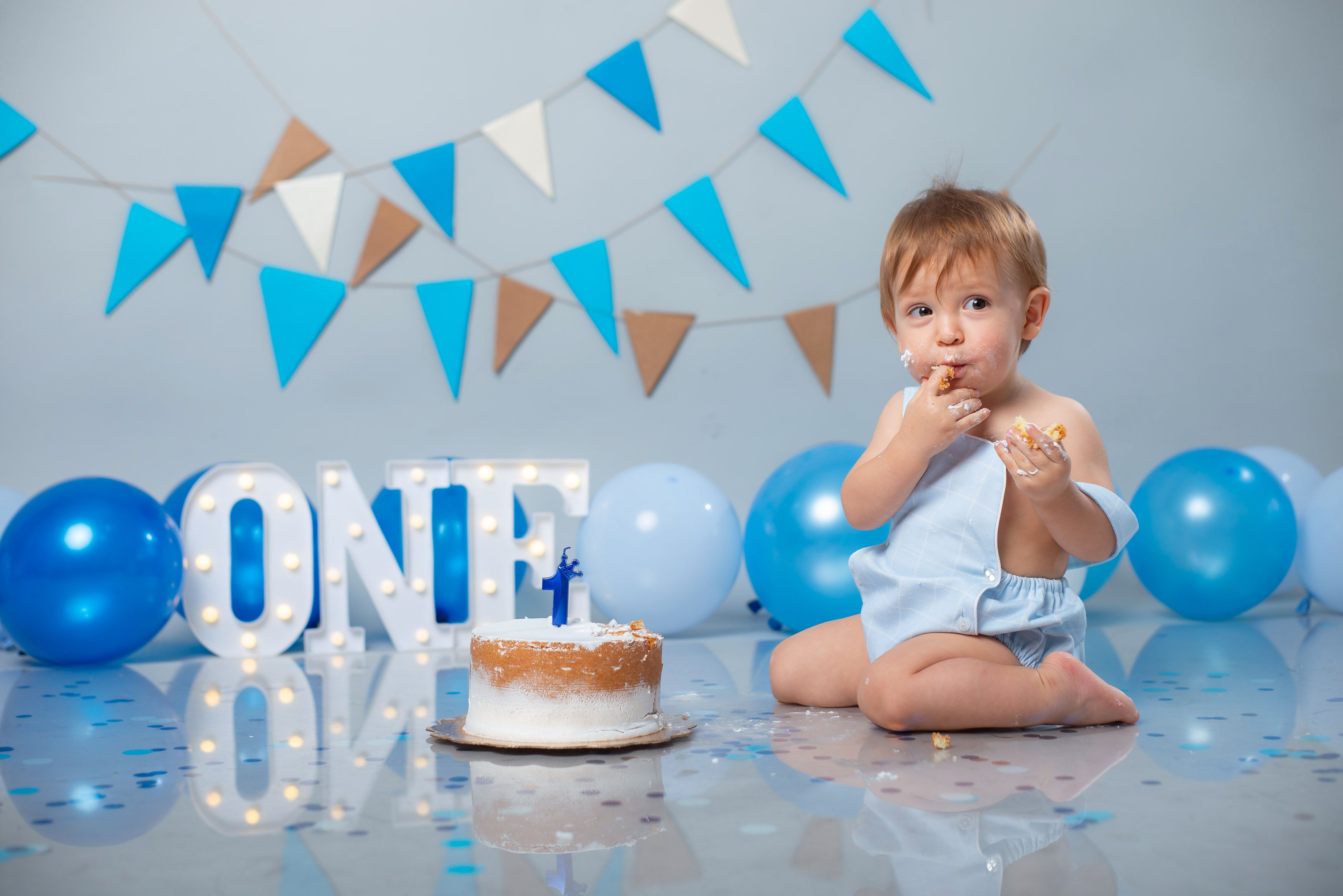 Celebración Del Primer Cumpleaños De Un Adorable Bebé · Foto de stock ...