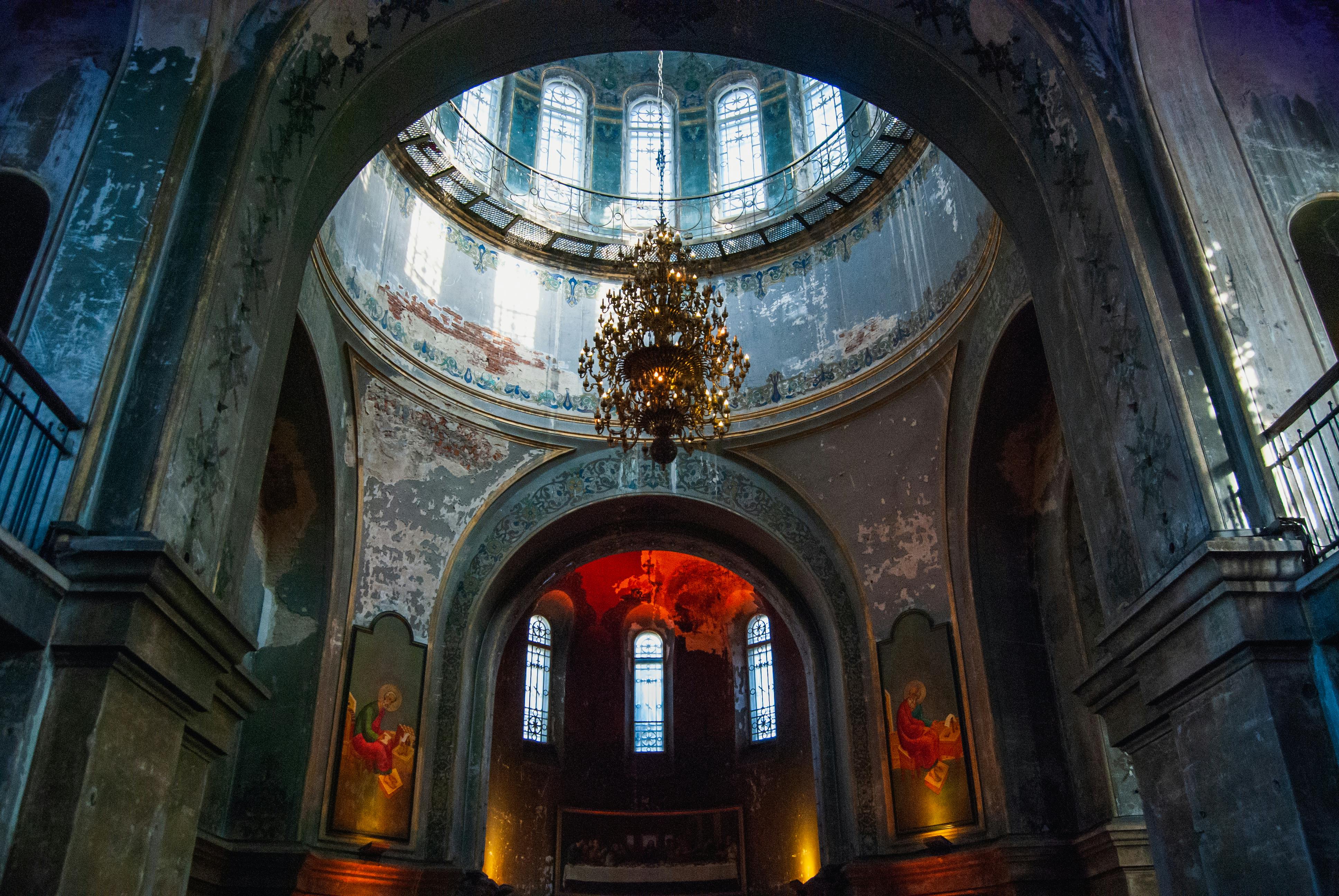 Majestuoso Interior De Una Capilla Histórica Con Candelabro · Foto de ...