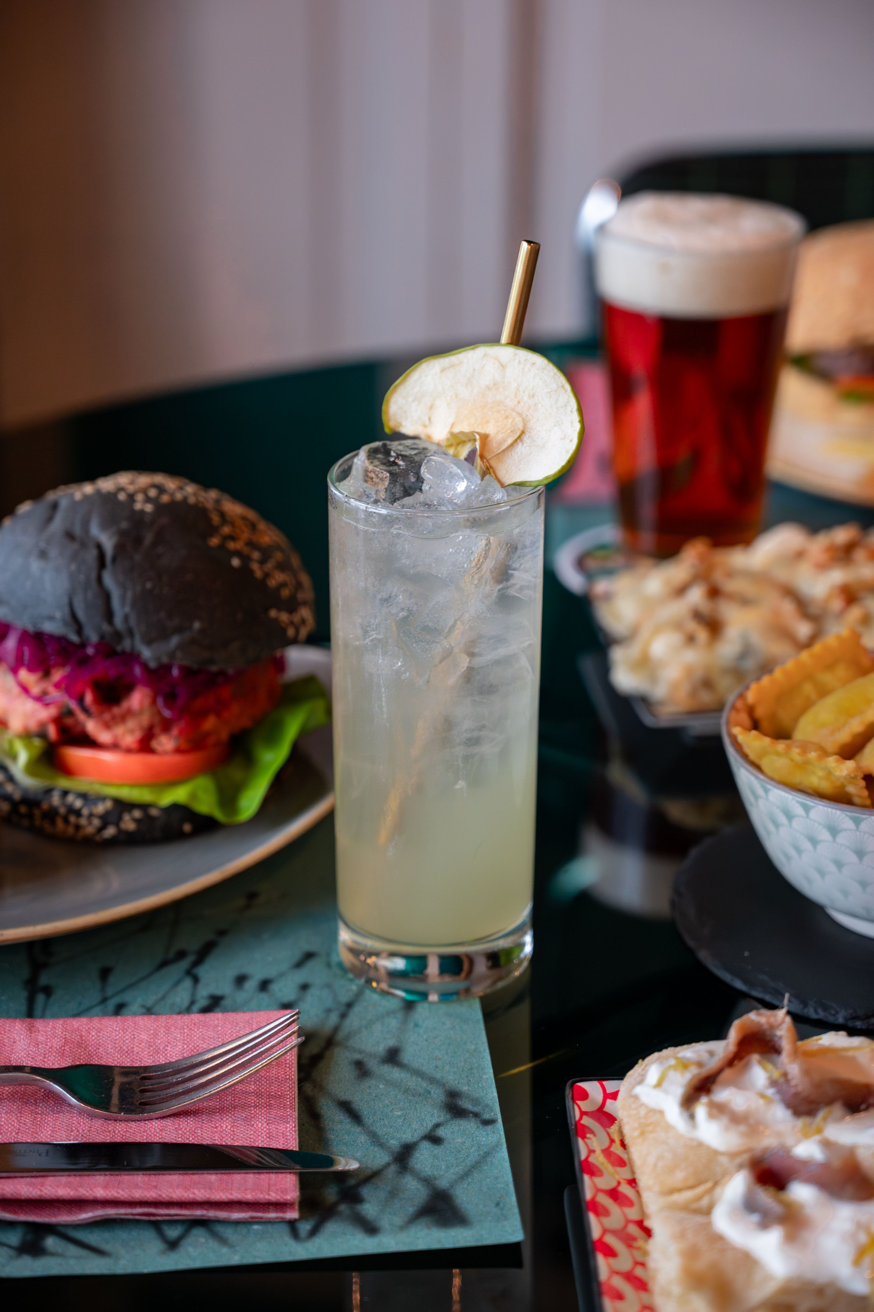 Gourmet Burger and Cocktail Dining Scene · Free Stock Photo