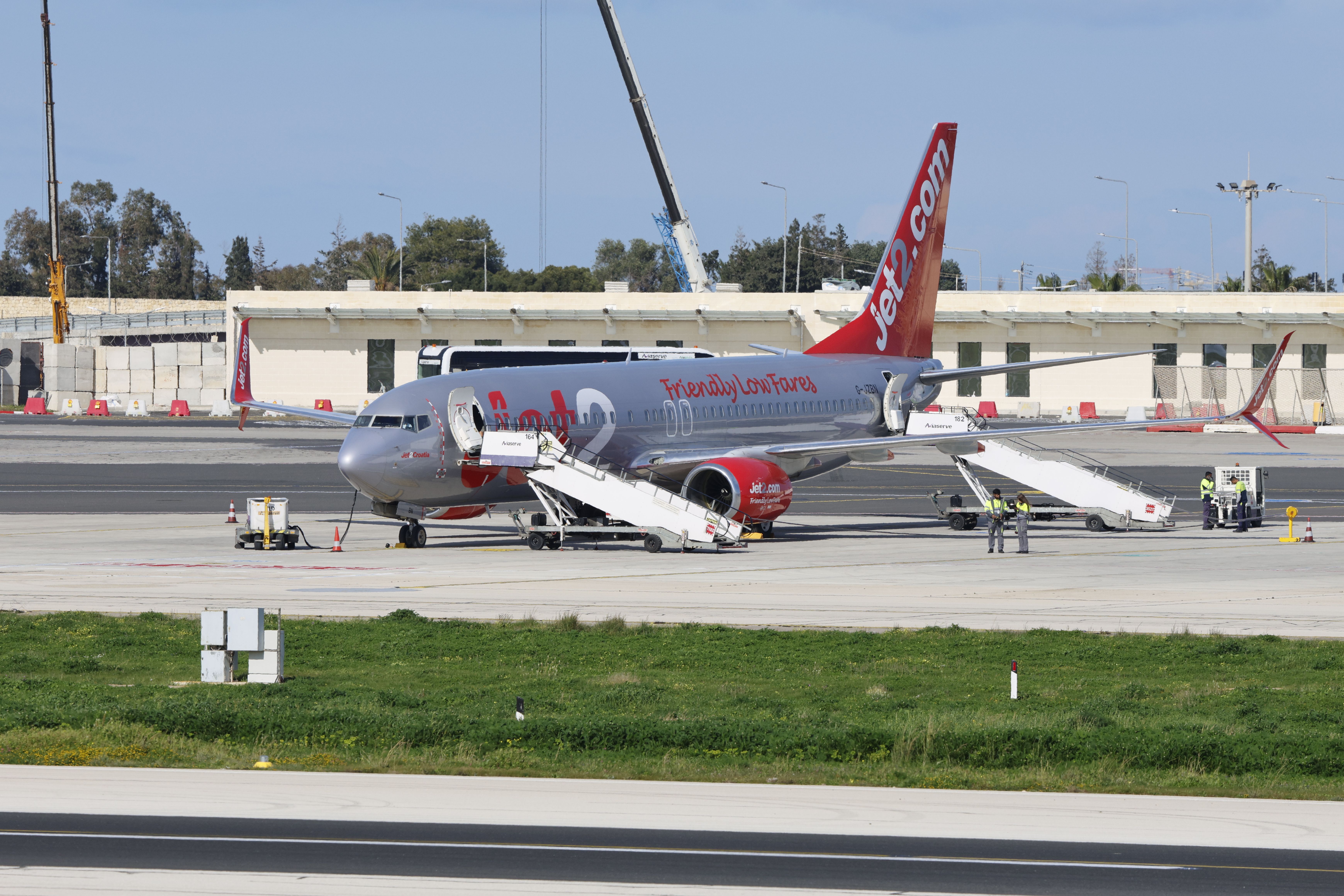 Avion à Réaction Commercial Sur La Piste De L'aéroport · Photo gratuite