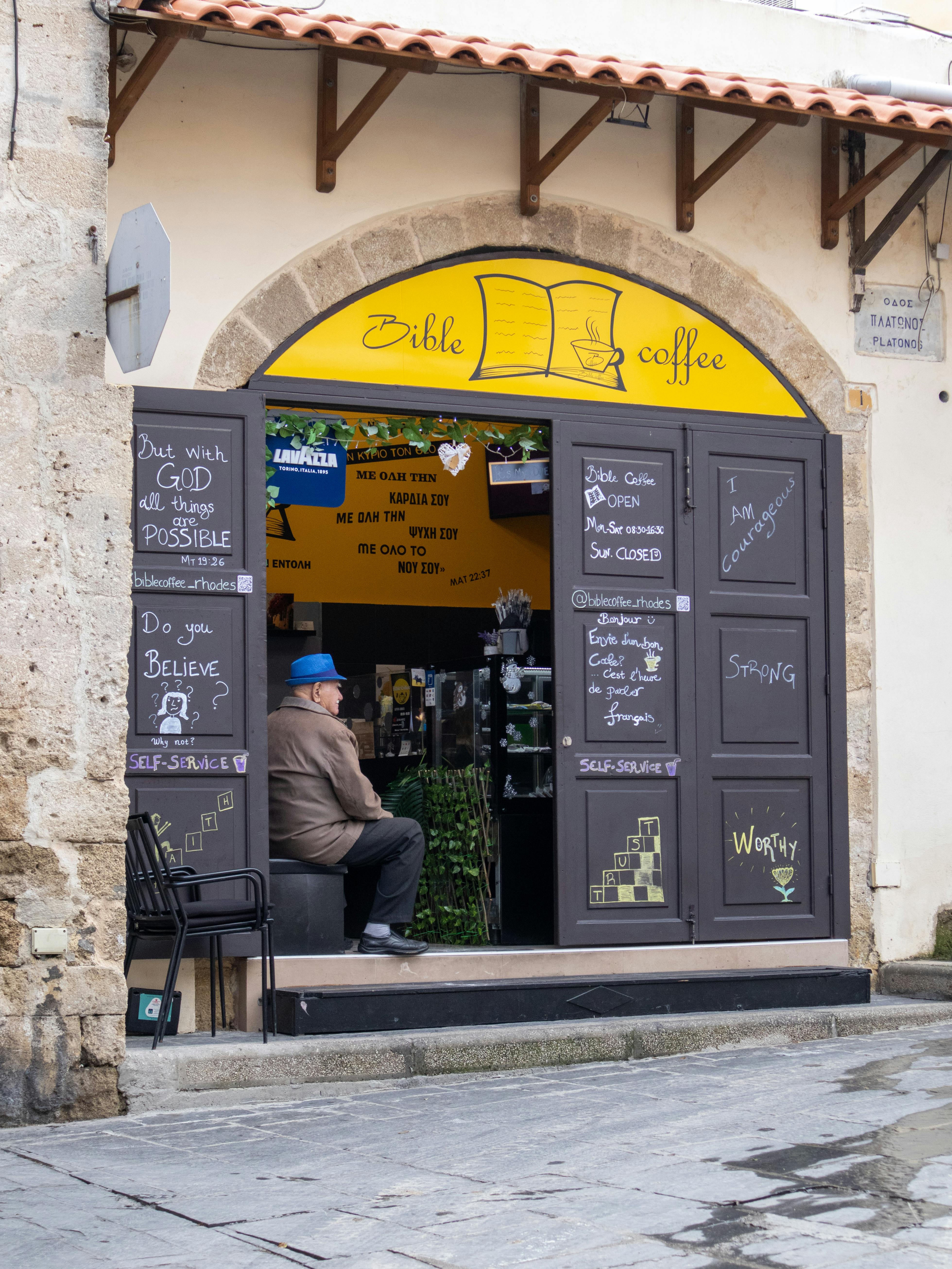 Charming Coffee Shop Exterior with Signage · Free Stock Photo