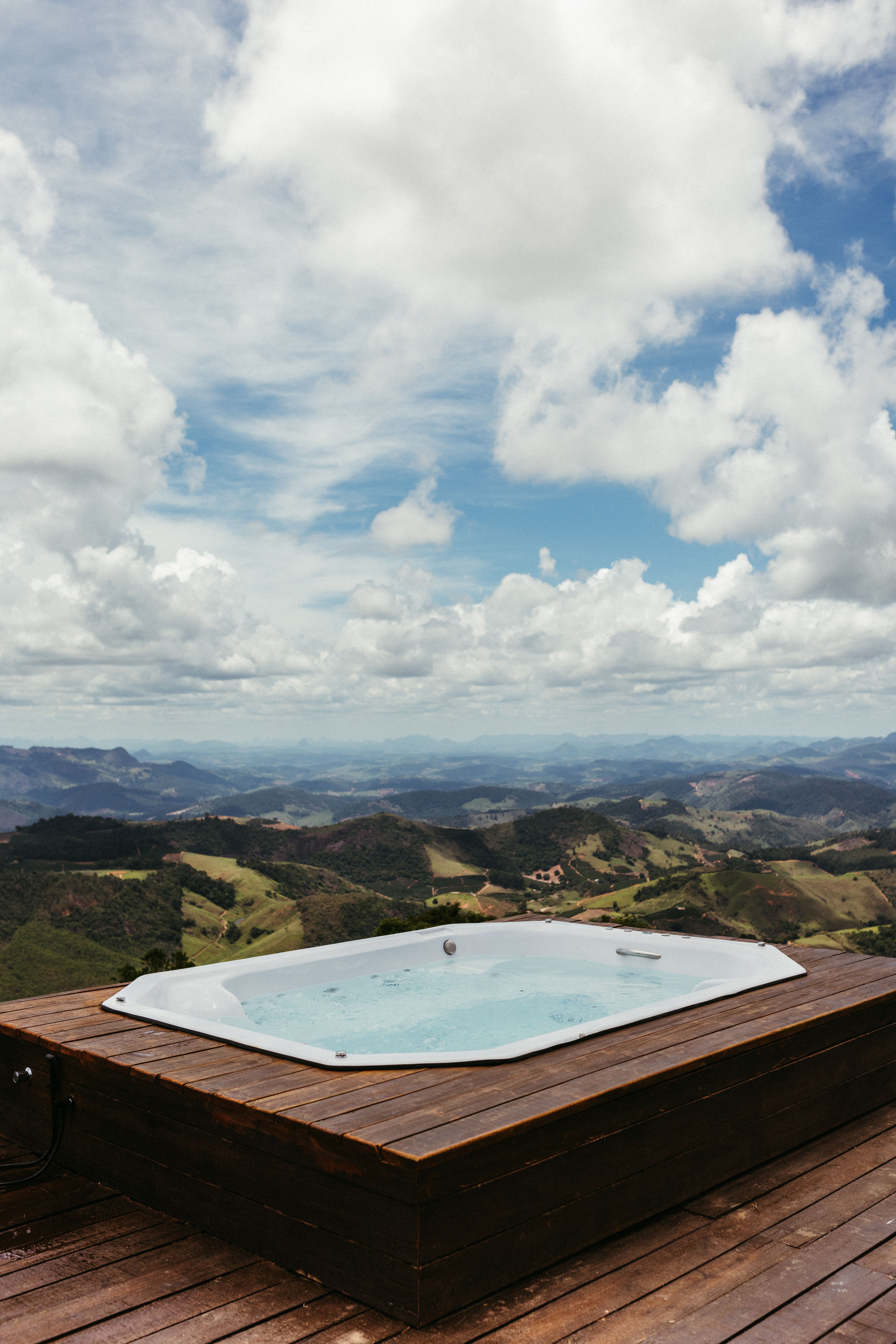 Vista Panorámica A La Montaña Con Jacuzzi Al Aire Libre · Foto de stock ...