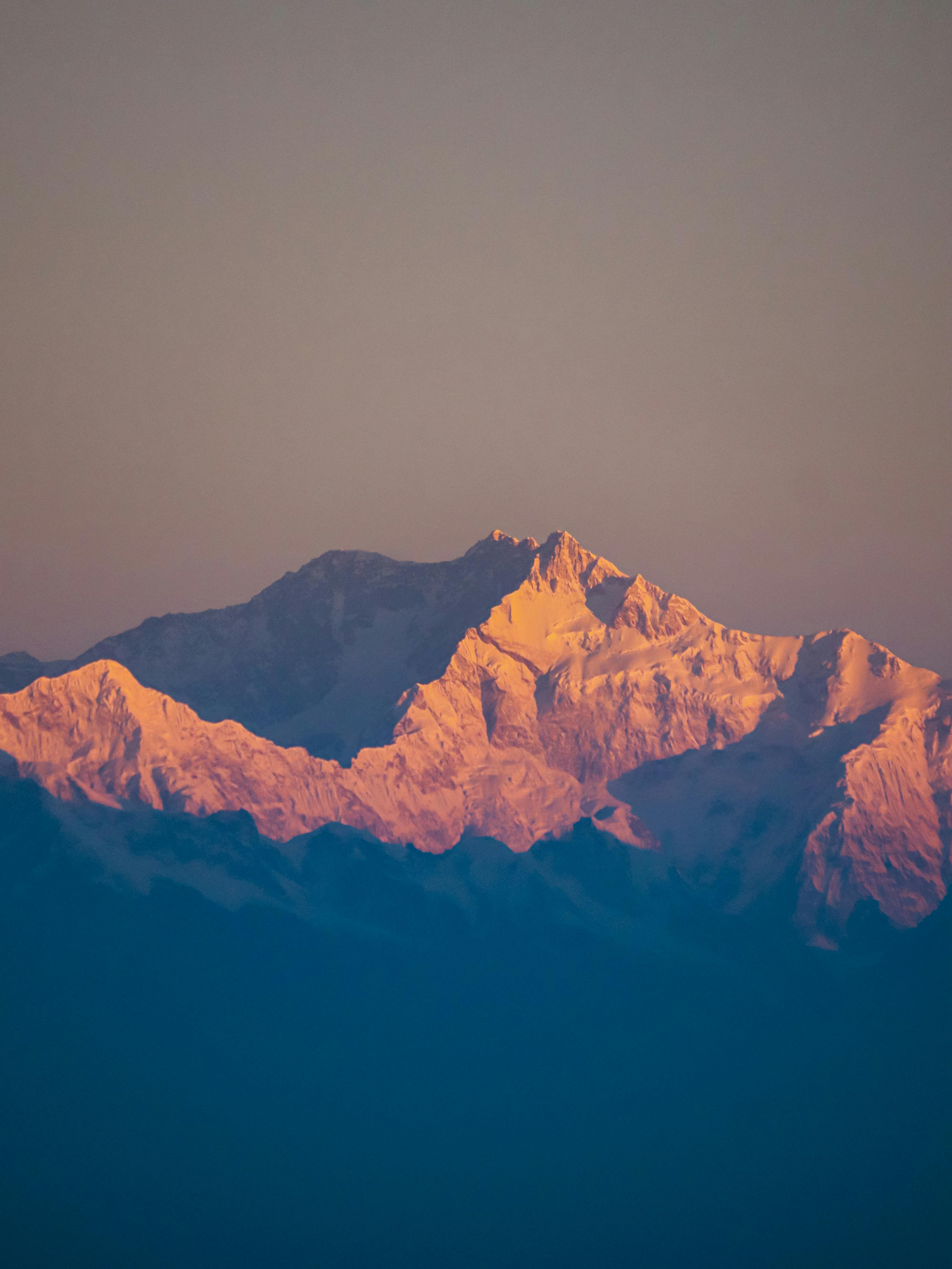 Amanecer En El Pico Nevado Del Kanchenjunga · Foto de stock gratuita