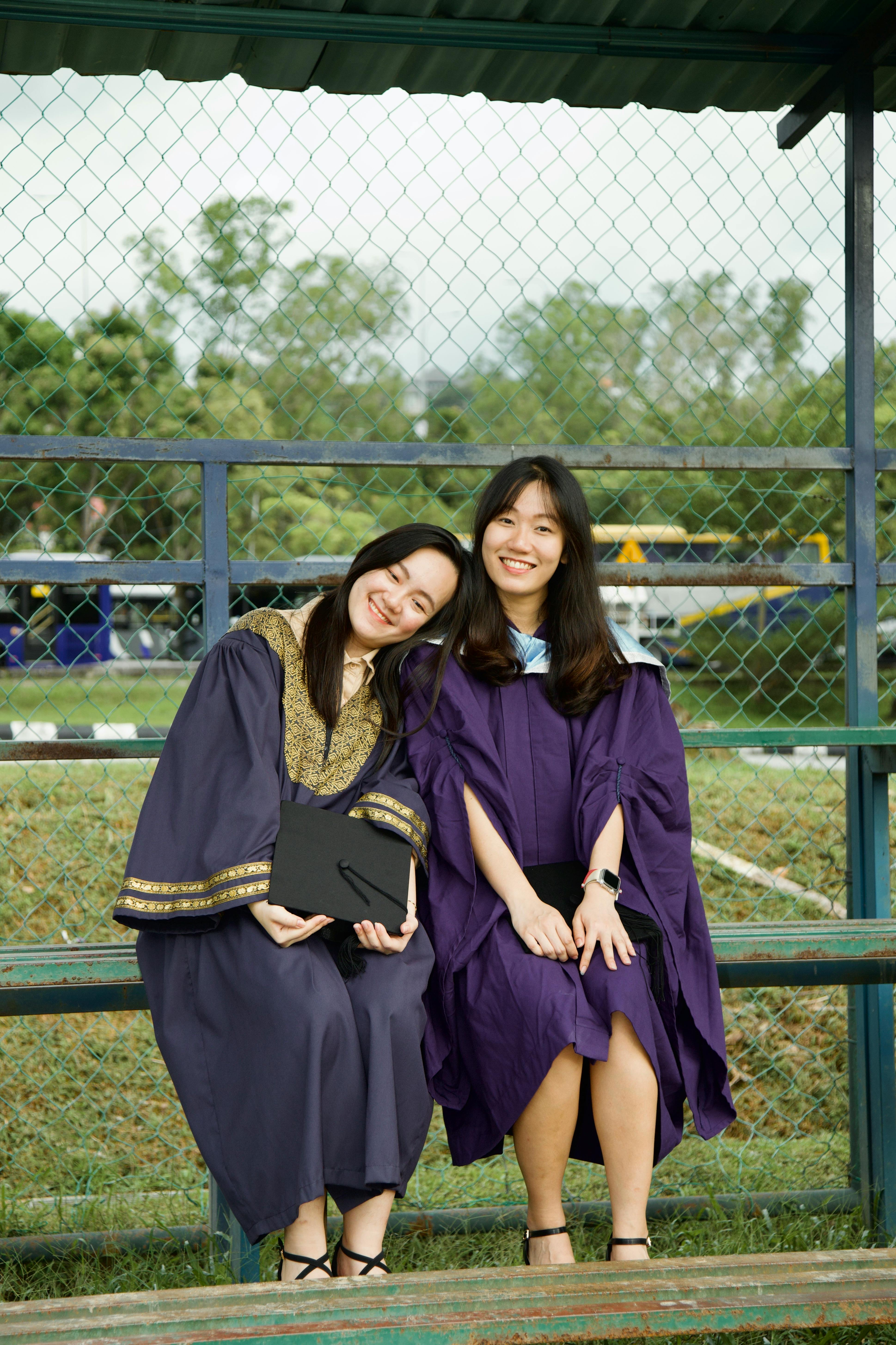 Dois Formandos Felizes De Beca E Capelo Ao Ar Livre · Foto profissional ...