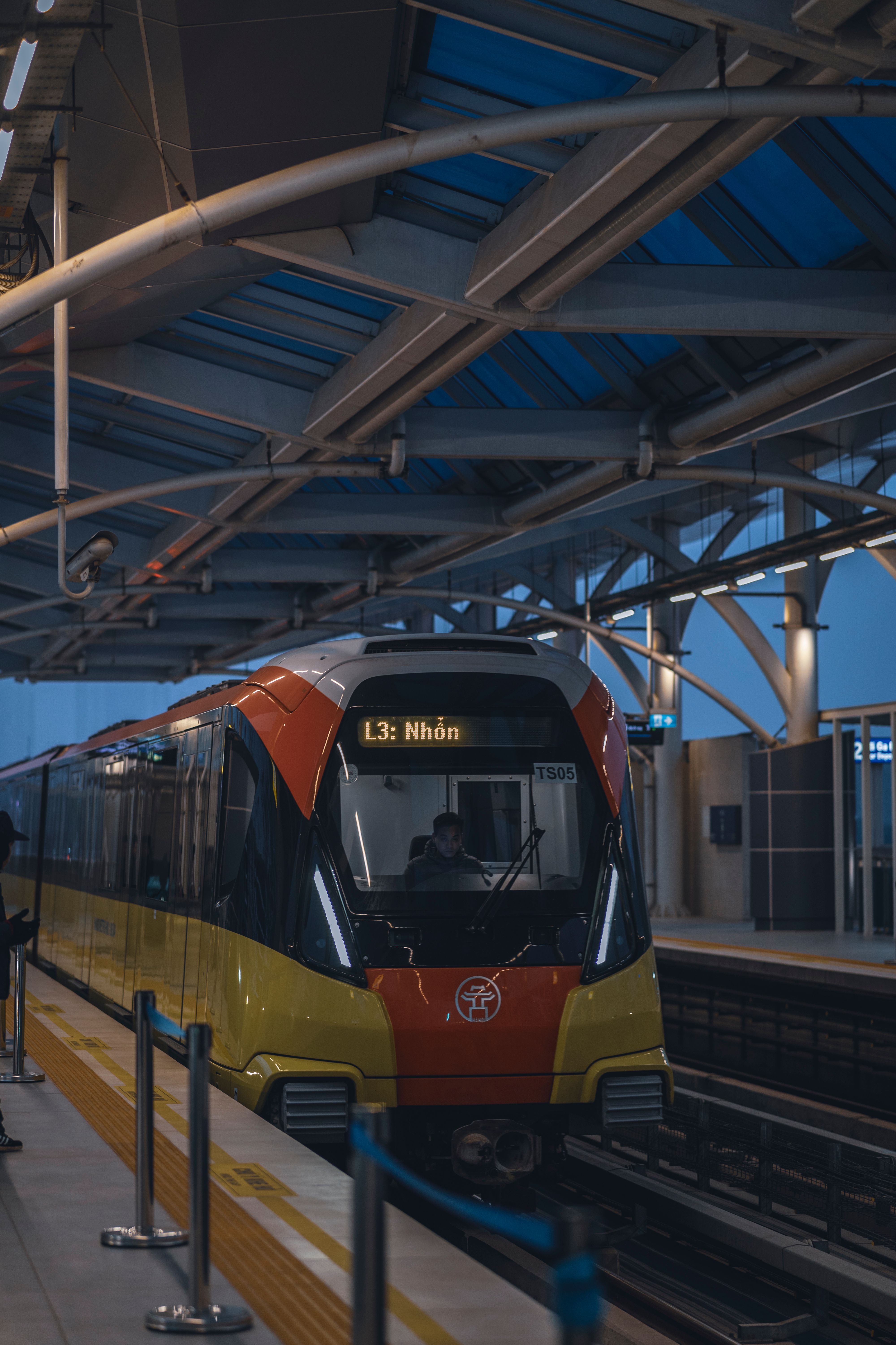 Modern Metro Train at Urban Station Platform · Free Stock Photo
