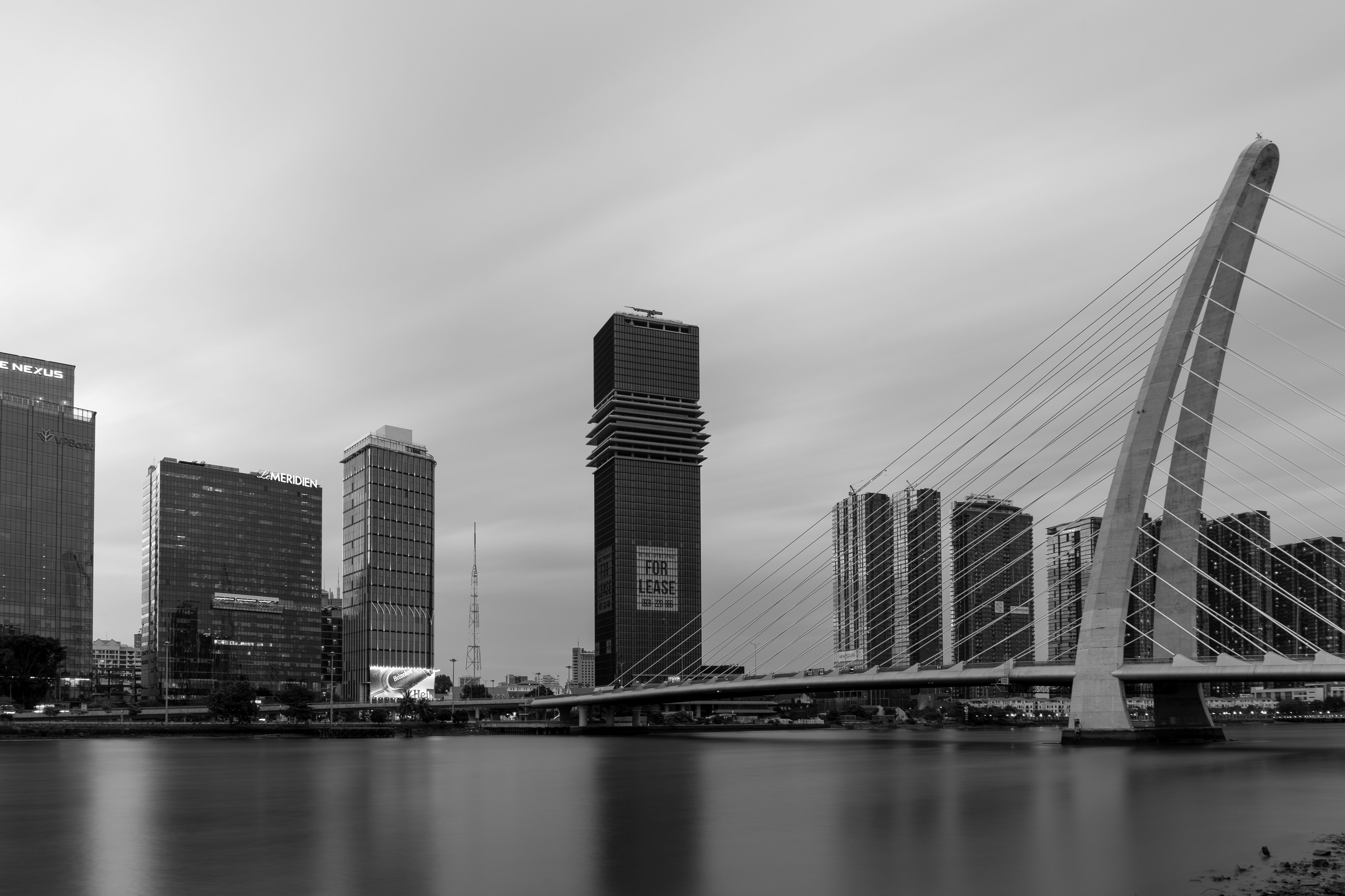 Horizonte Urbano Moderno Con El Emblemático Puente Atirantado · Foto de ...