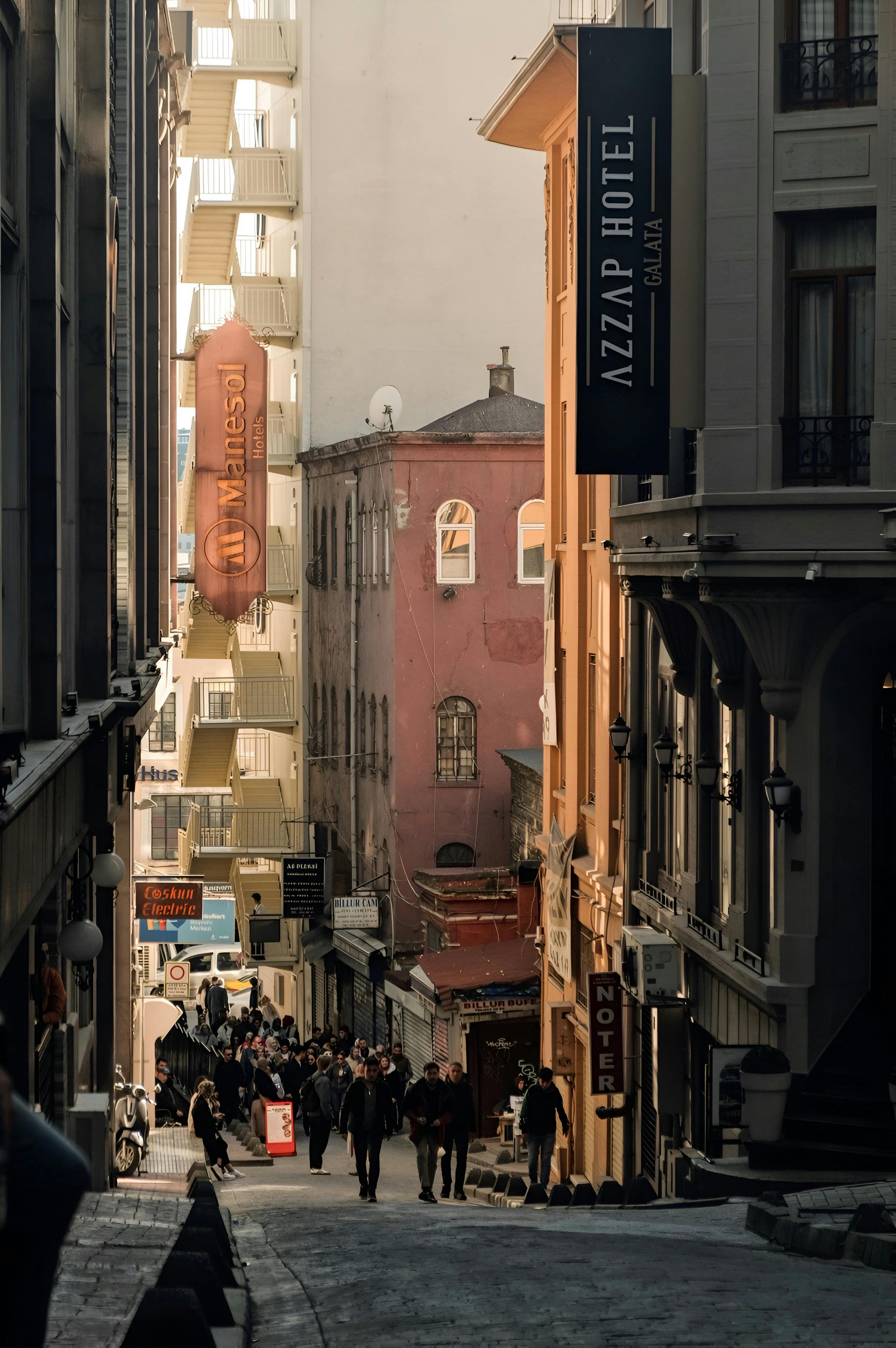 Charming European Alleyway with Hotels and Crowd · Free Stock Photo