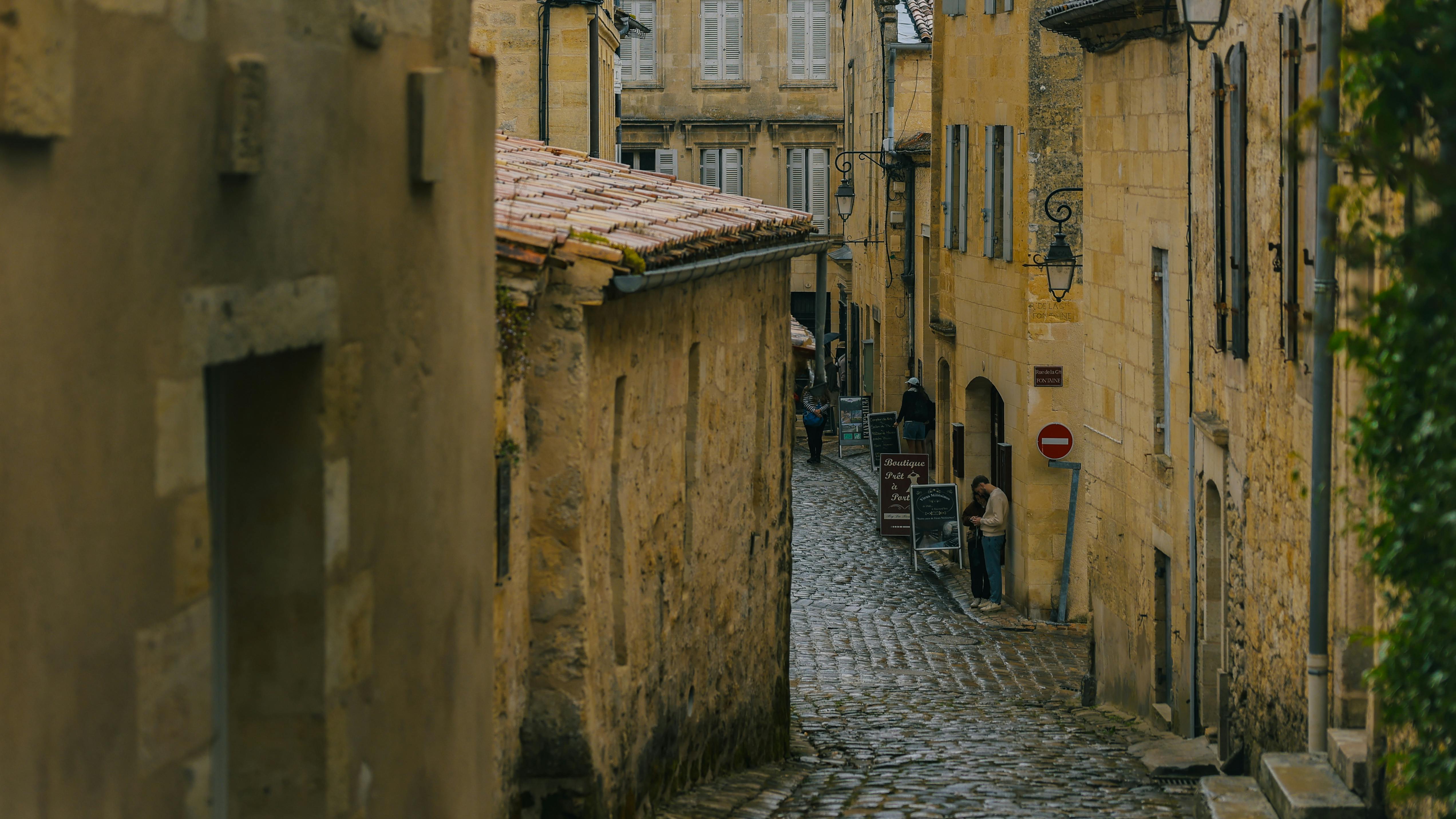 Charming Narrow Street in Saint-Émilion, France · Free Stock Photo