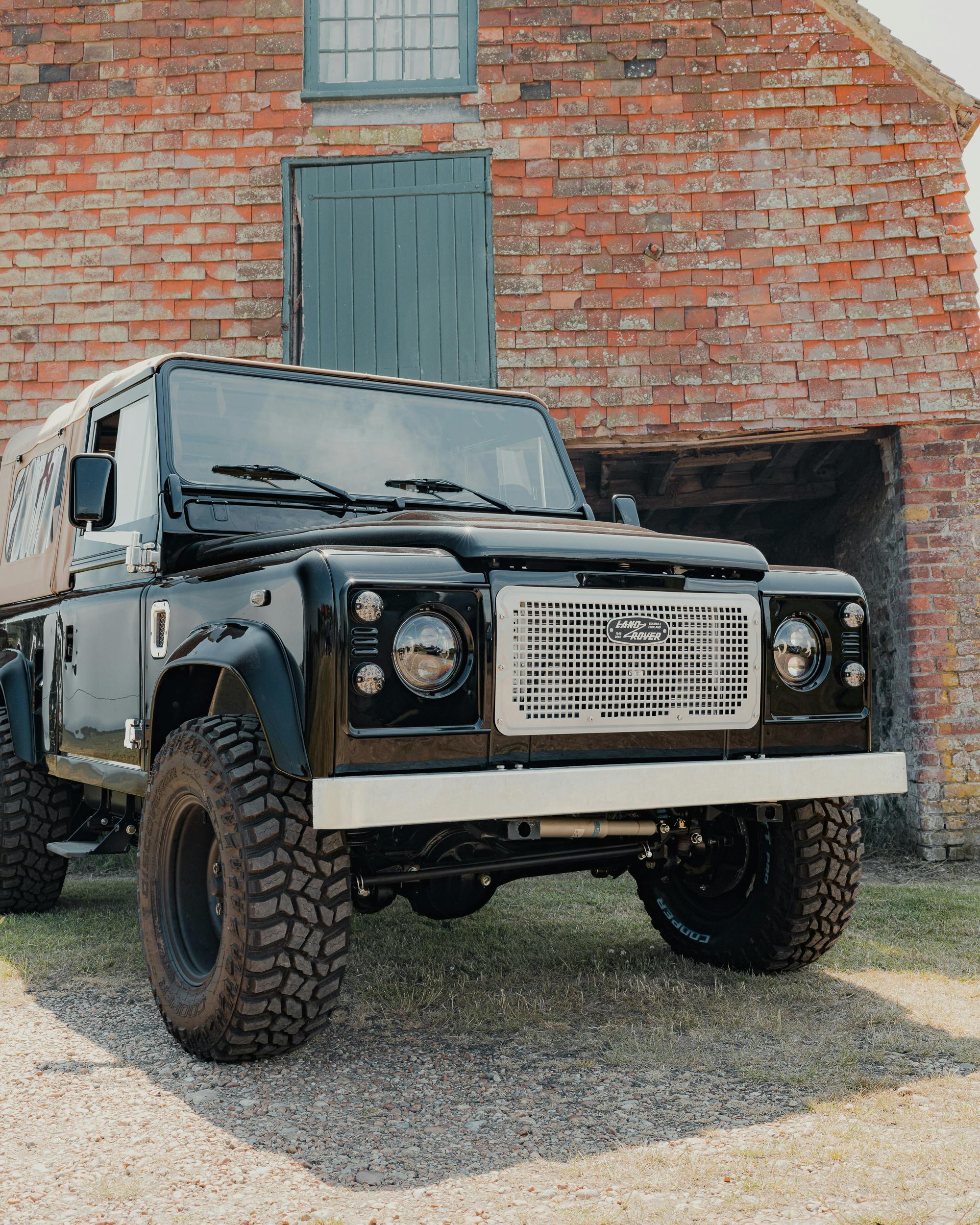 Classic Land Rover Off-Road Adventure Setup · Free Stock Photo