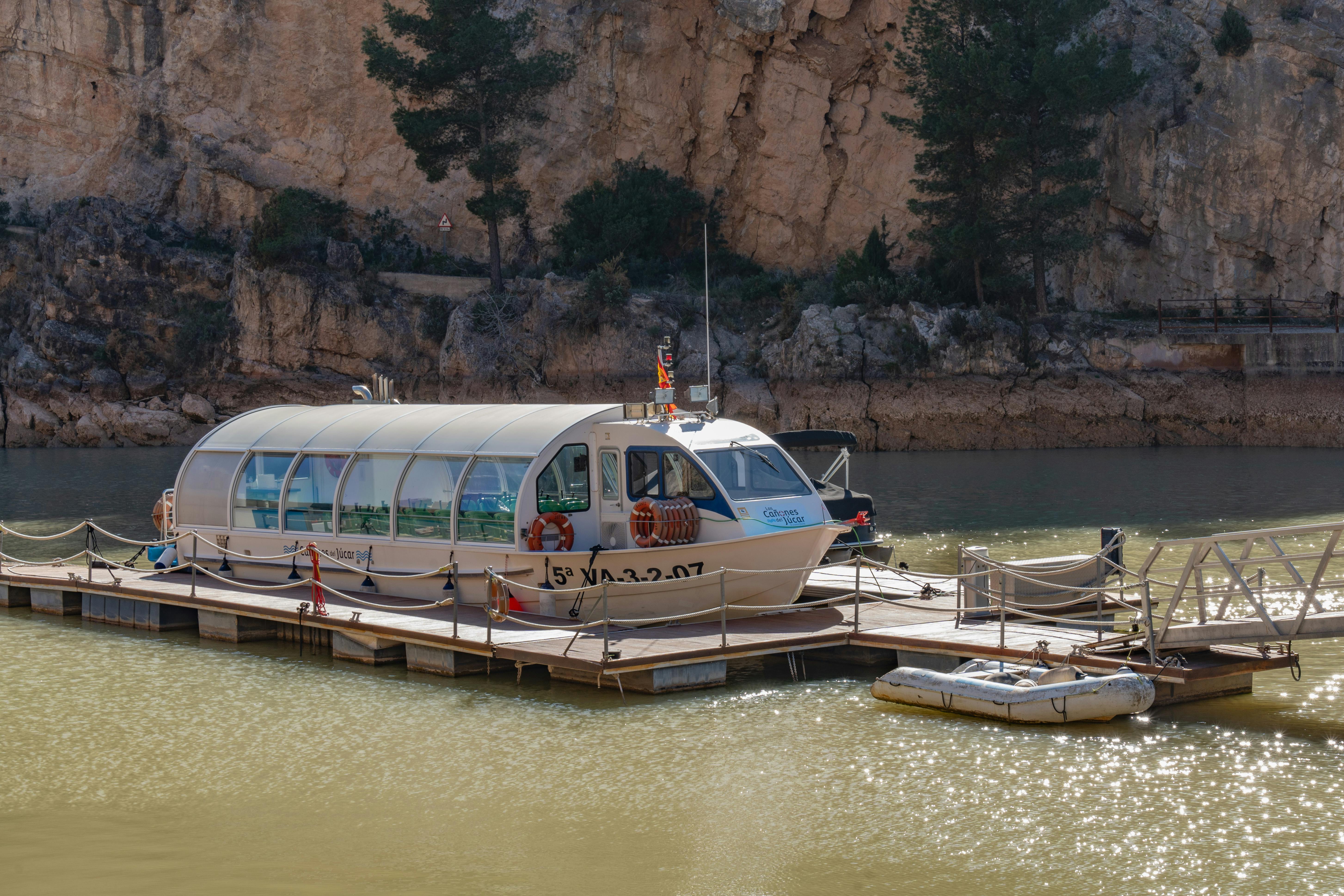 Barco Turístico Atracado En Rocky Riverside Scene · Foto de stock gratuita