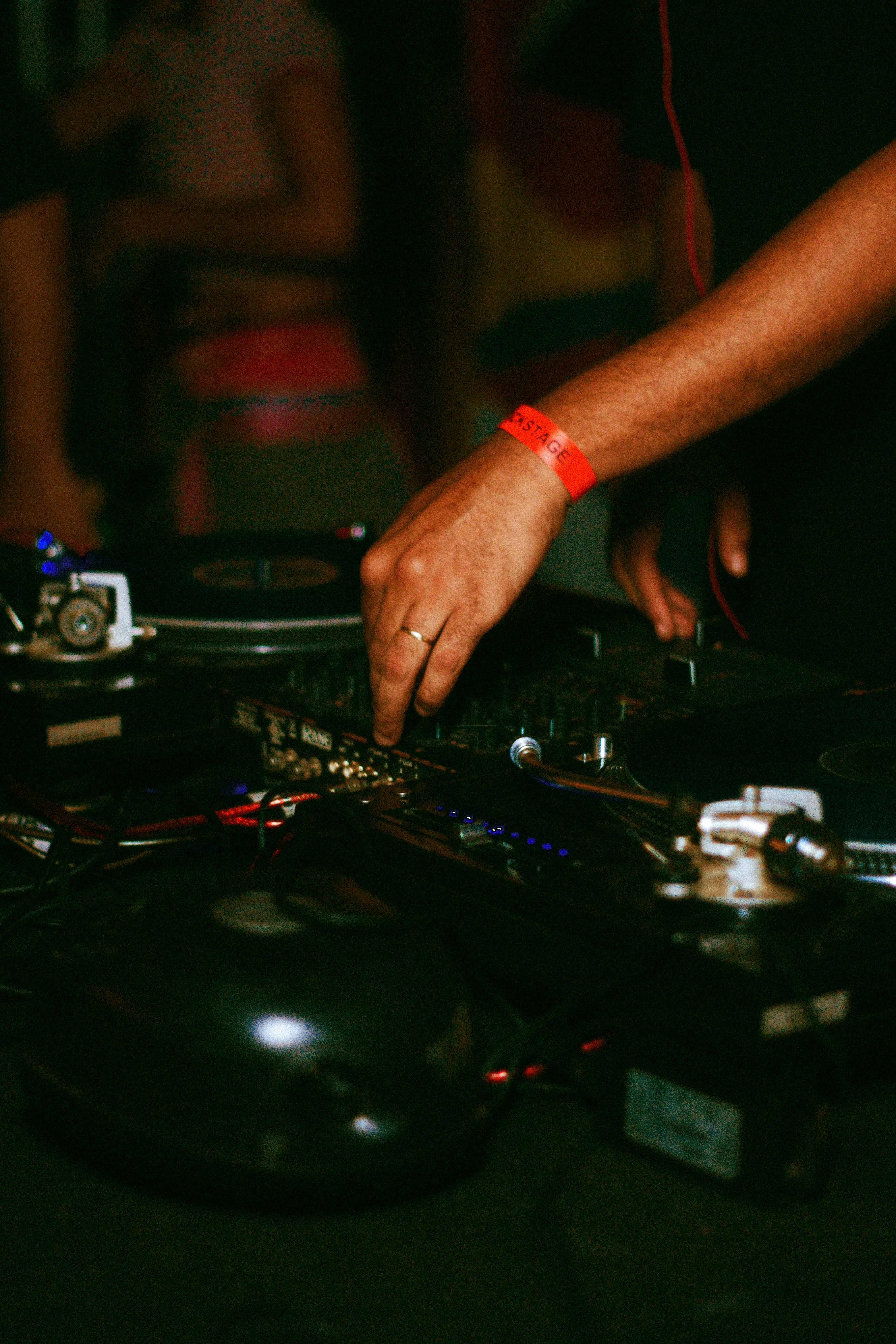 Dj Mezclando Música En Platos Giratorios En Un Club · Foto de stock ...