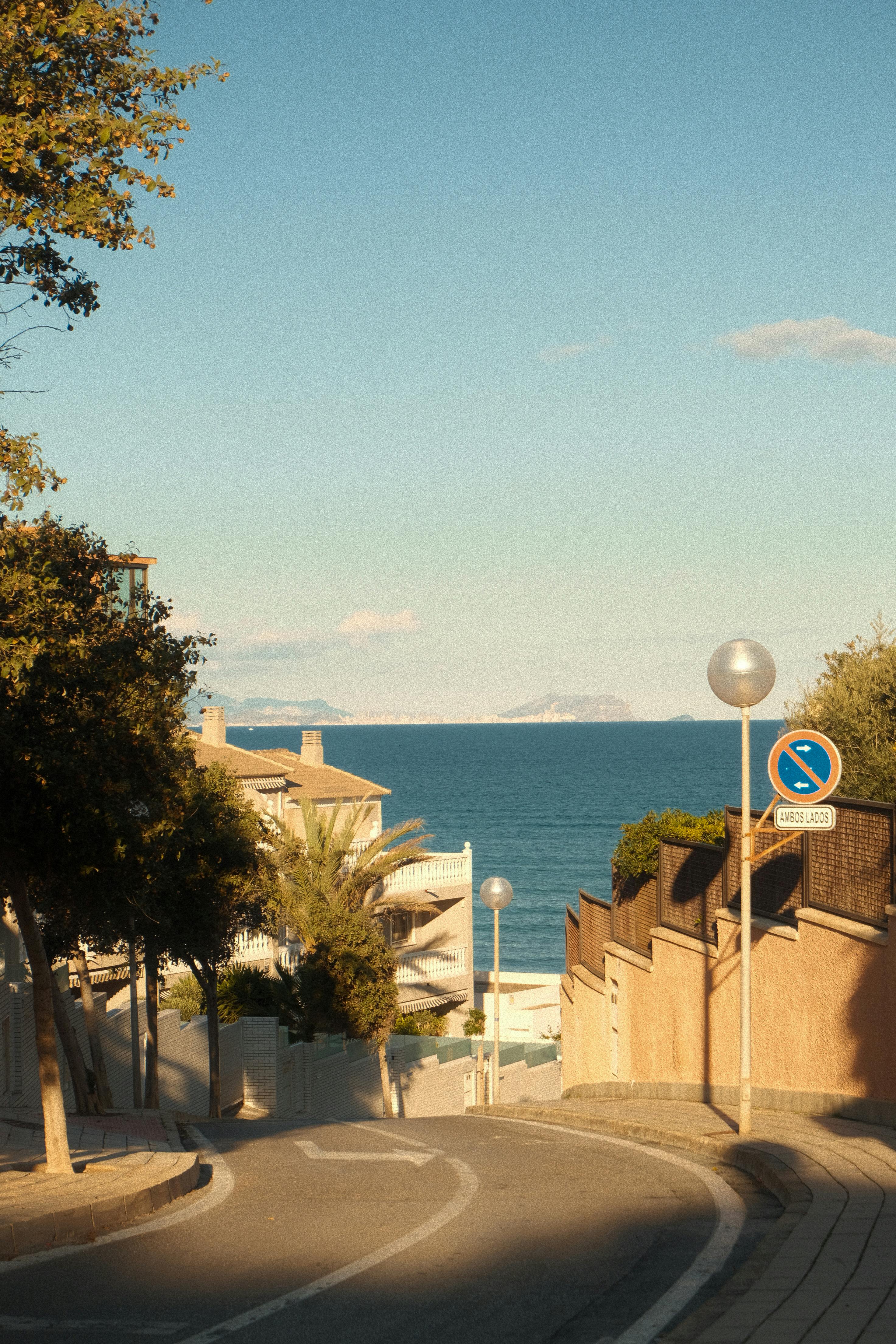 Estrada Costeira Serena Com Vista Para O Oceano Azul · Foto ...