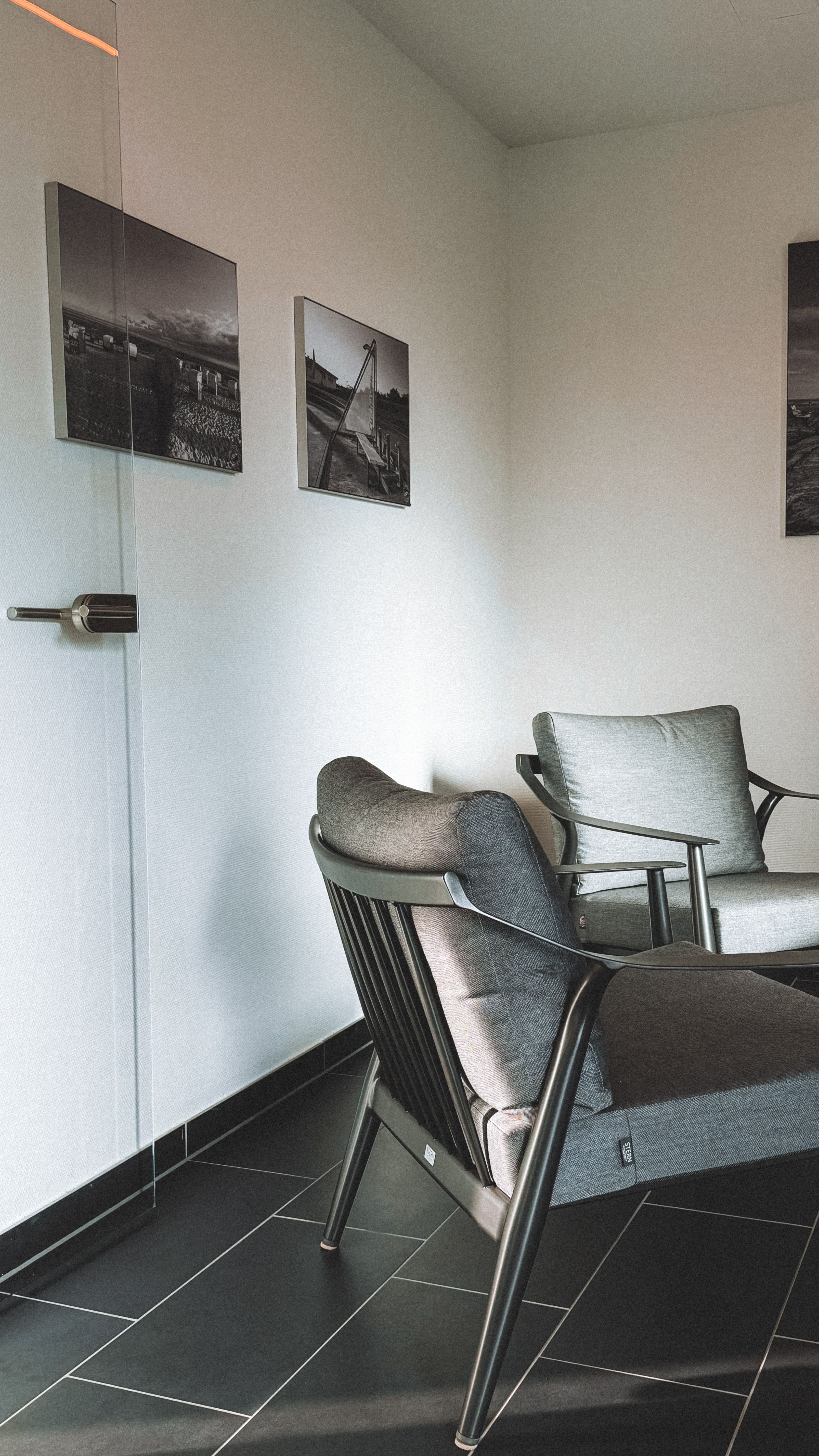 Modern Minimalist Waiting Room with Art Decor · Free Stock Photo