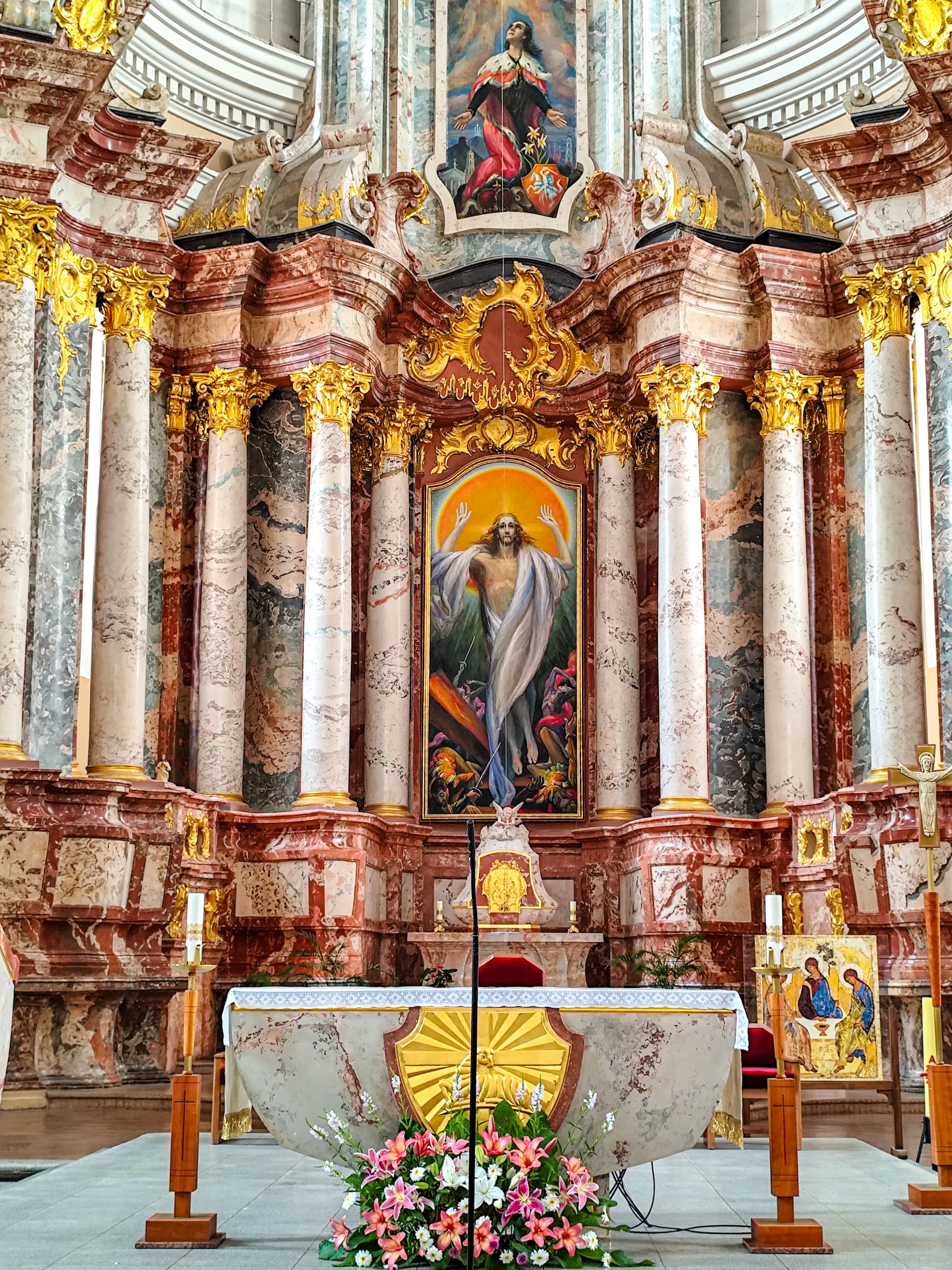 Ornate Baroque Church Interior with Altar · Free Stock Photo