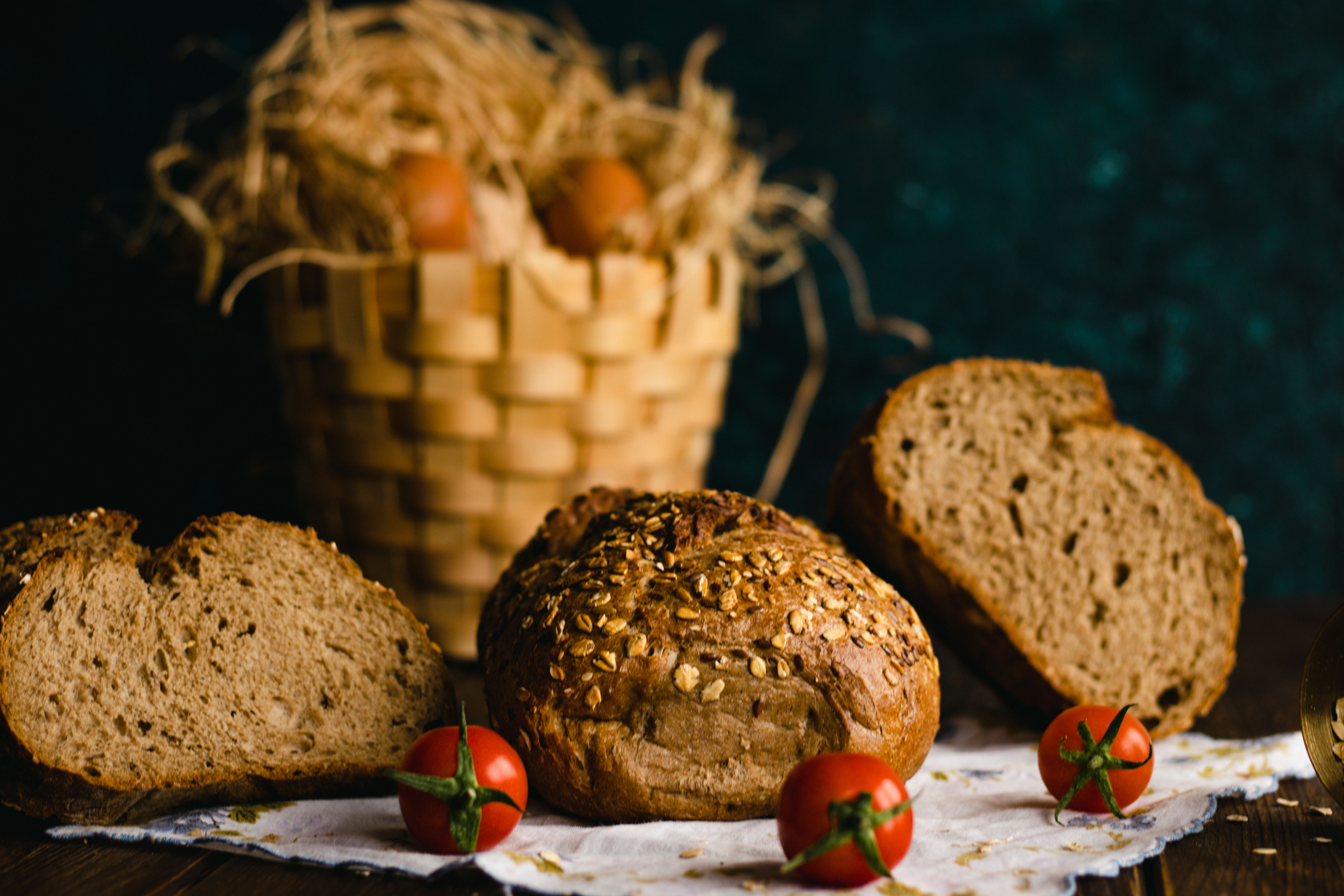 Pão Artesanal Rústico Com Tomate E Cesta · Foto profissional gratuita