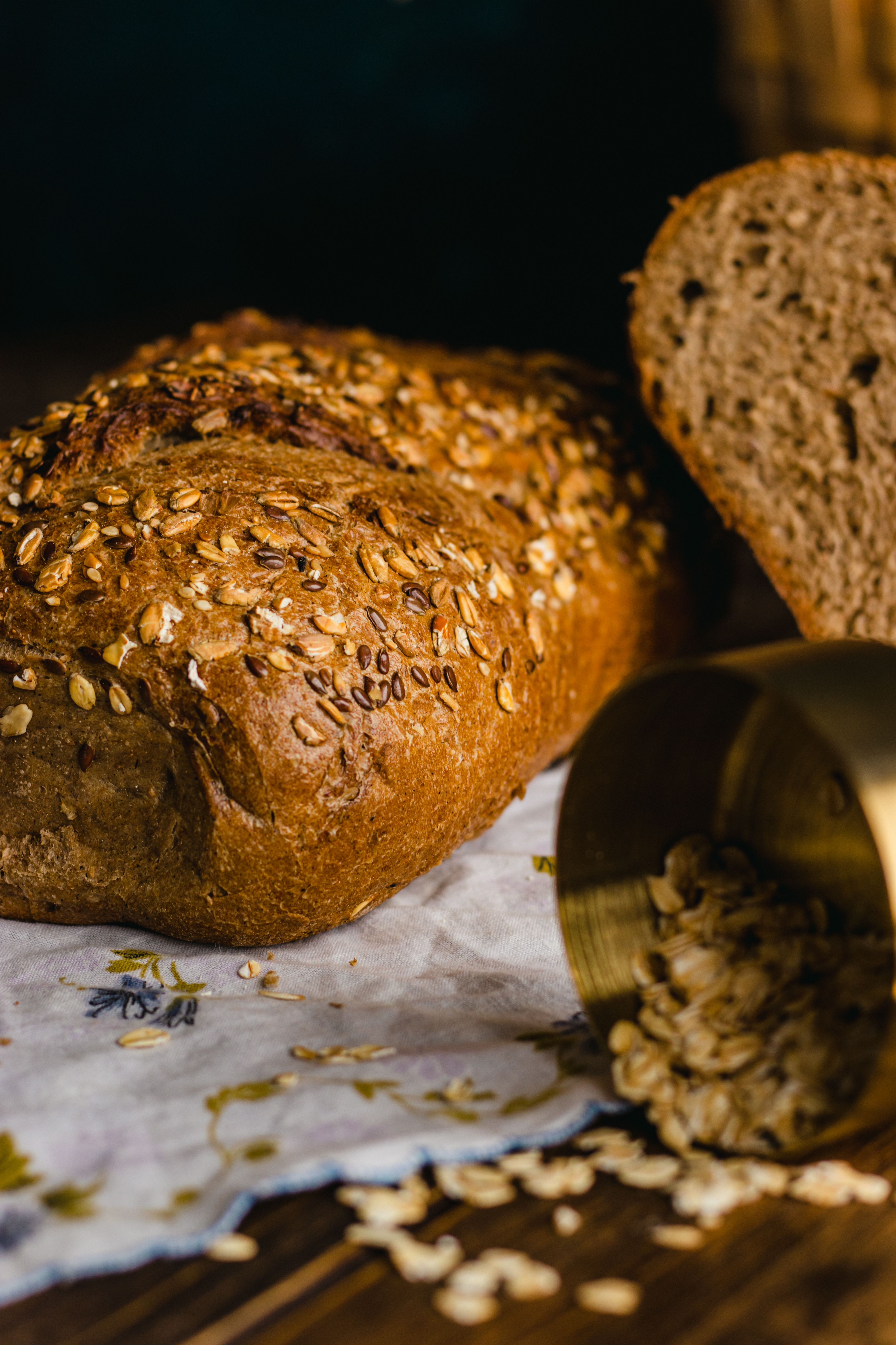 Pain Rustique Aux Grains Entiers Et à L'avoine · Photo gratuite