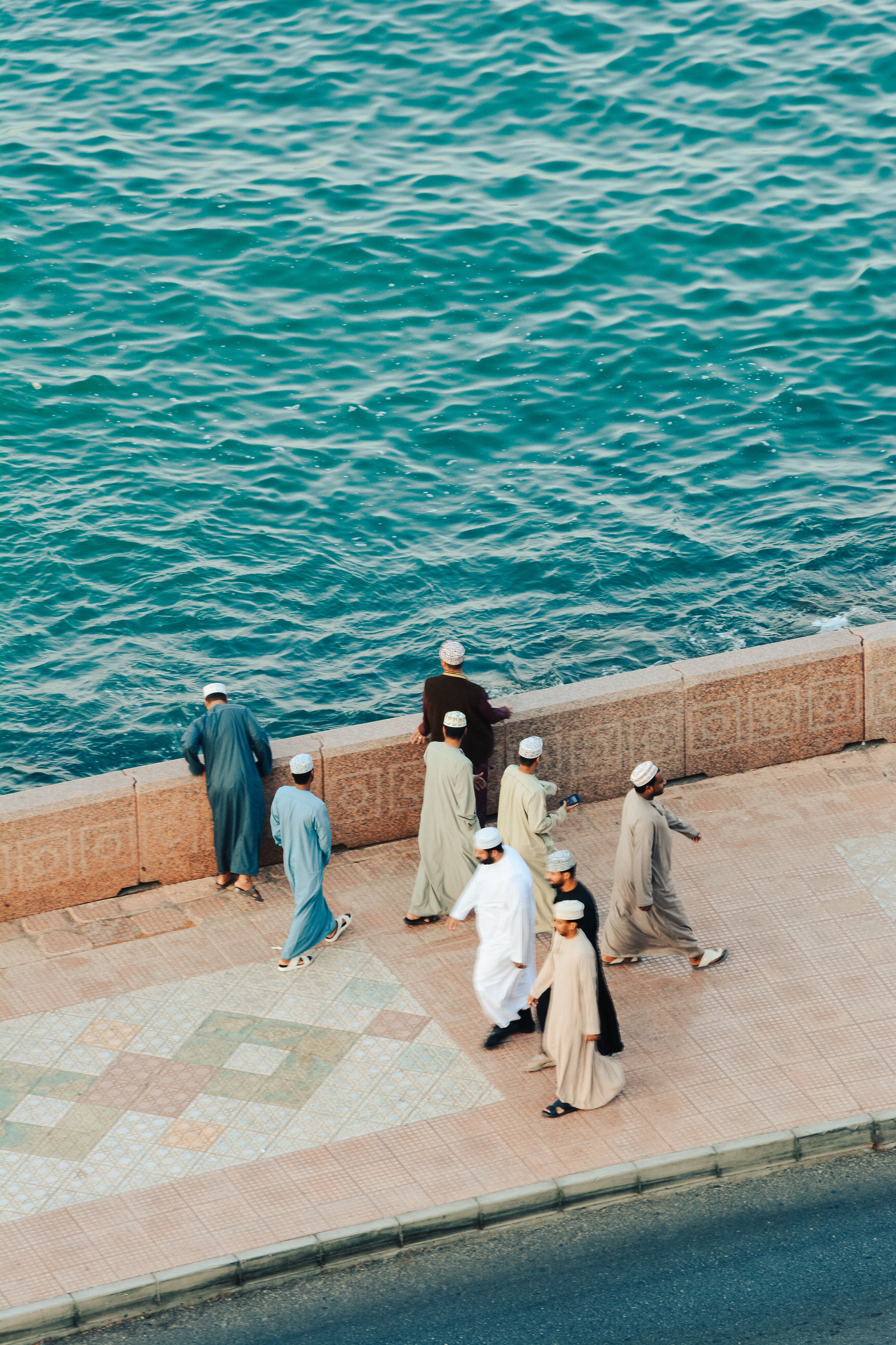 Gente Paseando Por El Paseo Marítimo · Foto de stock gratuita