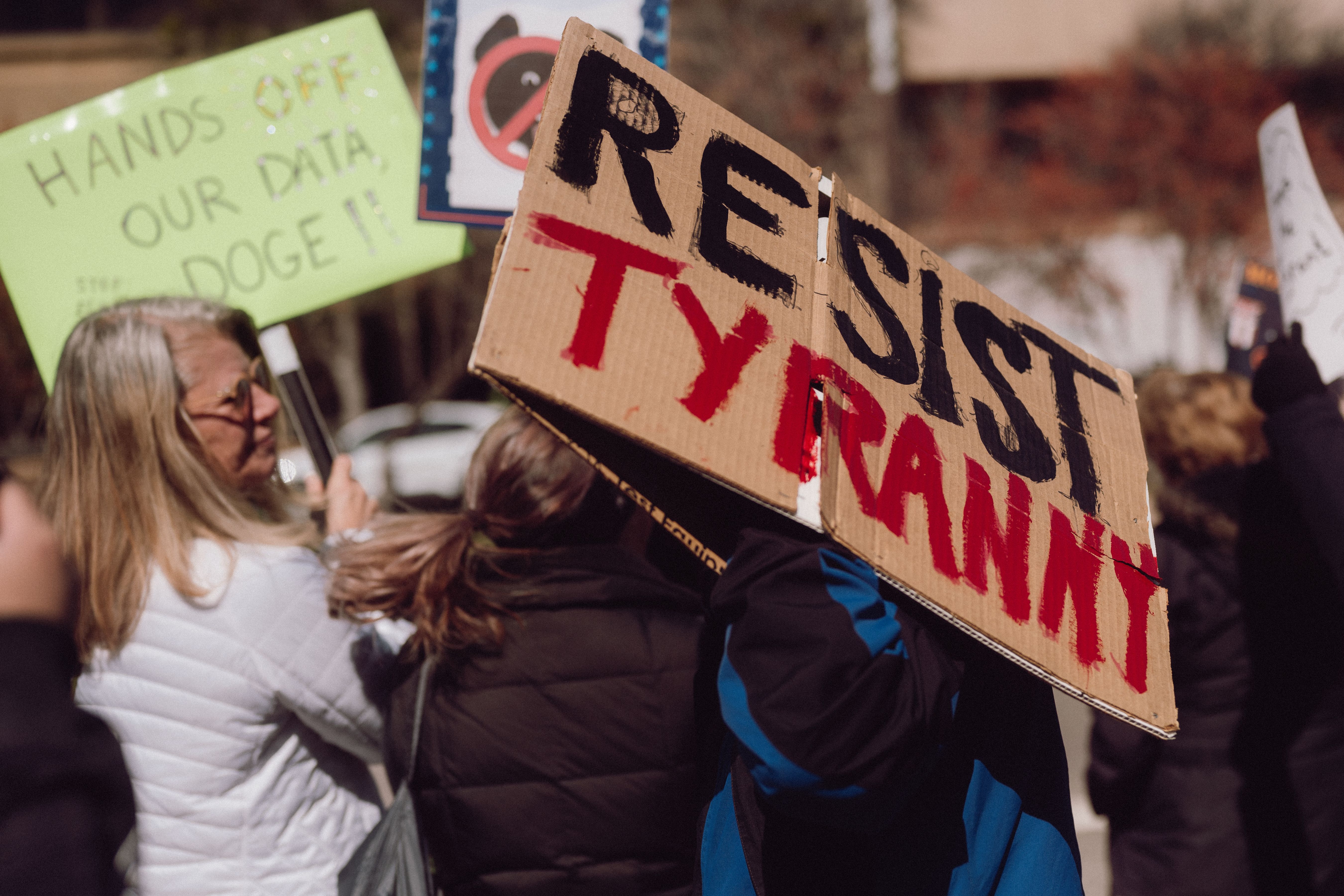 Manifestantes Segurando Cartazes Contra A Tirania · Foto profissional ...