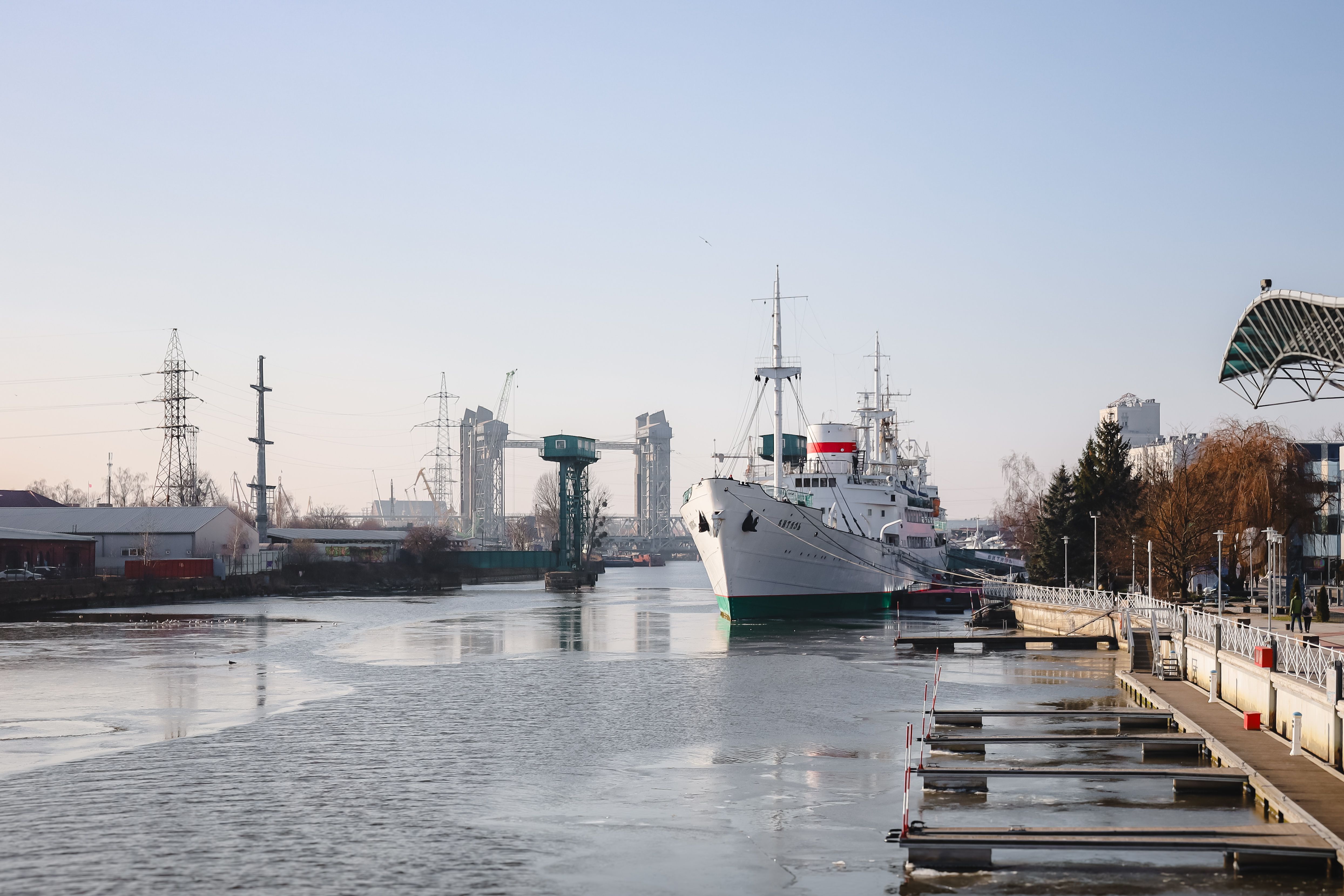 Ship In Ice Photos, Download The BEST Free Ship In Ice Stock Photos ...