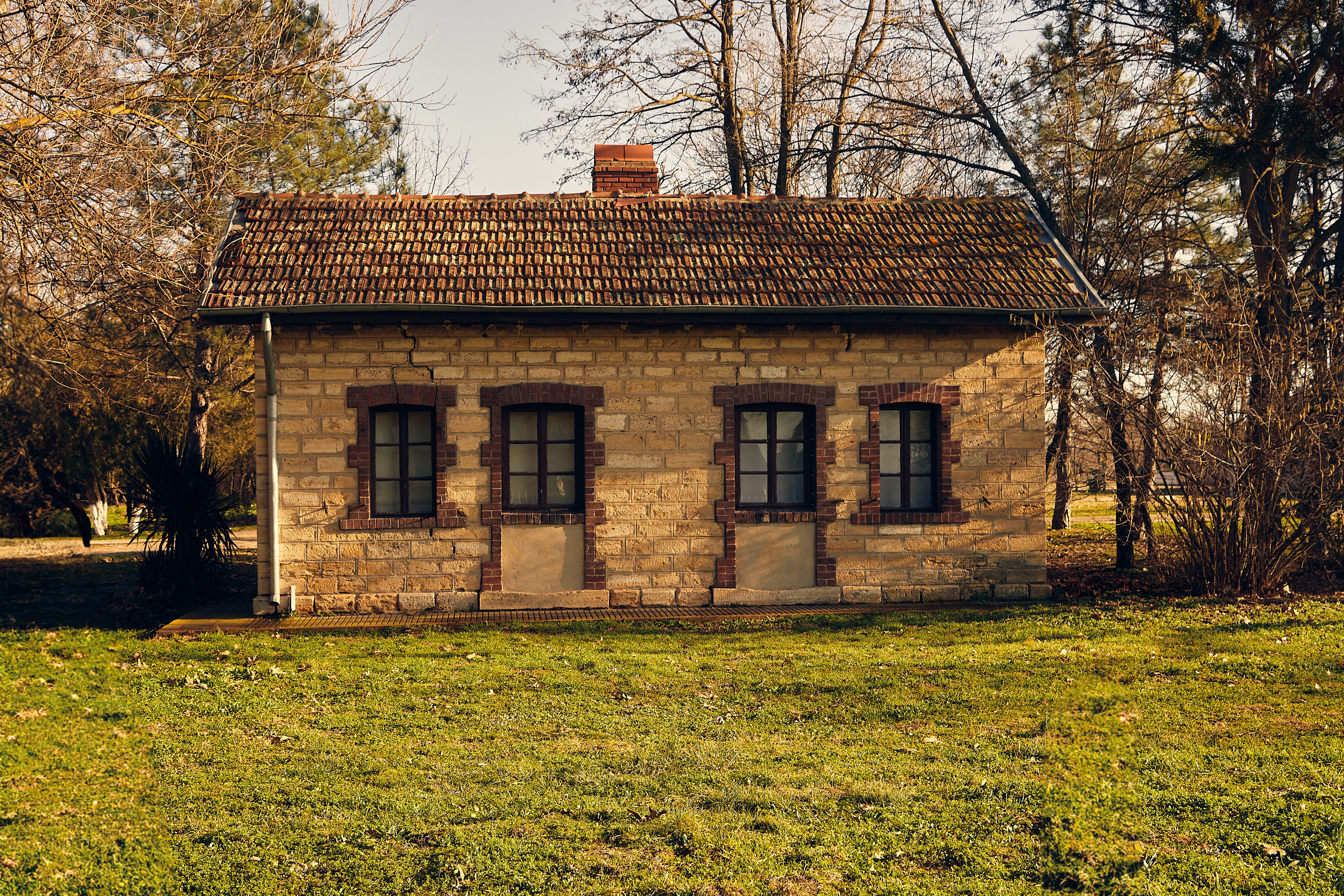 Charming Rustic Cottage in a Serene Setting · Free Stock Photo