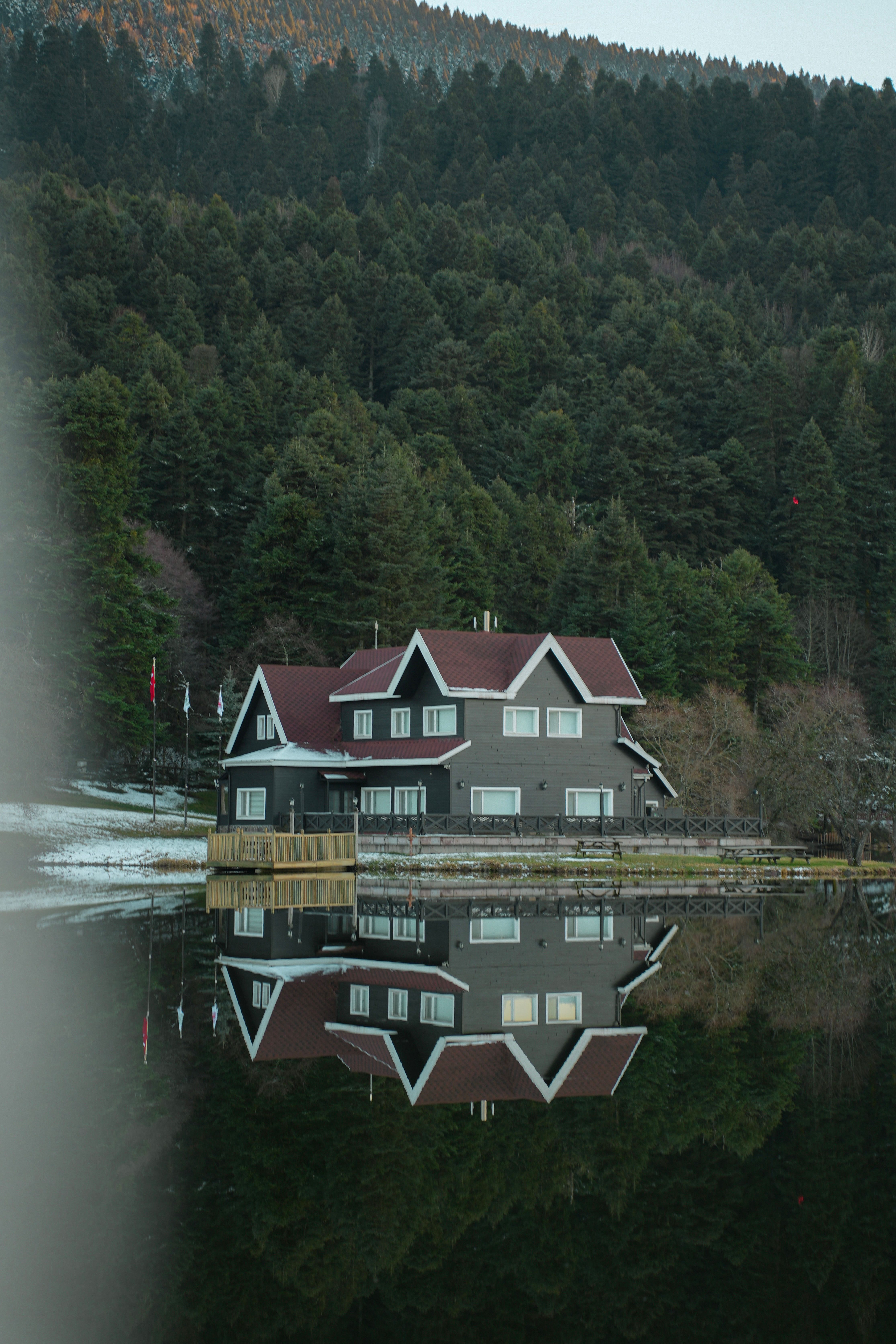 Scenic Lakefront House with Forest Reflection · Free Stock Photo