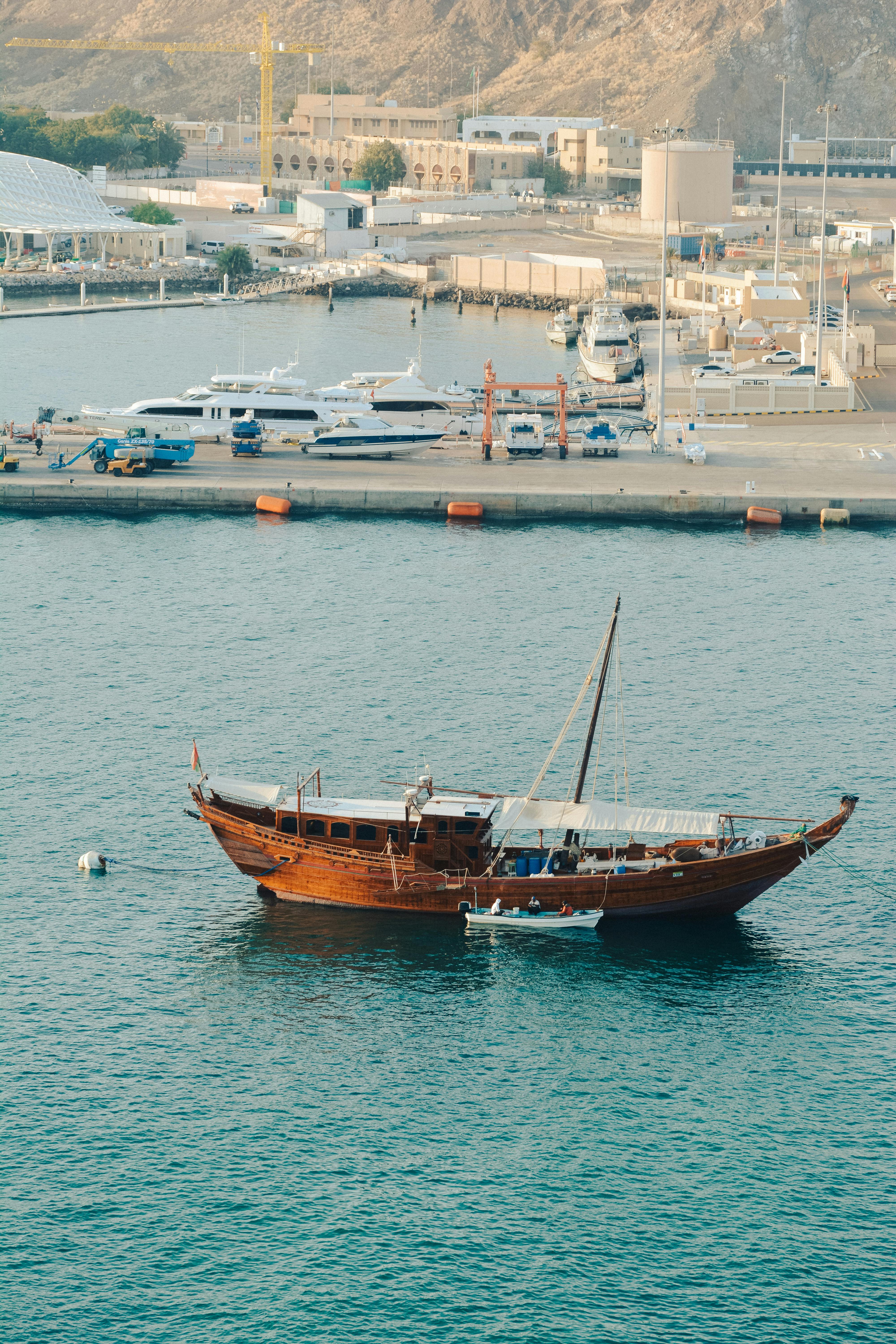 Pelayaran Perahu Kayu Tradisional Di Pelabuhan · Foto Stok Gratis