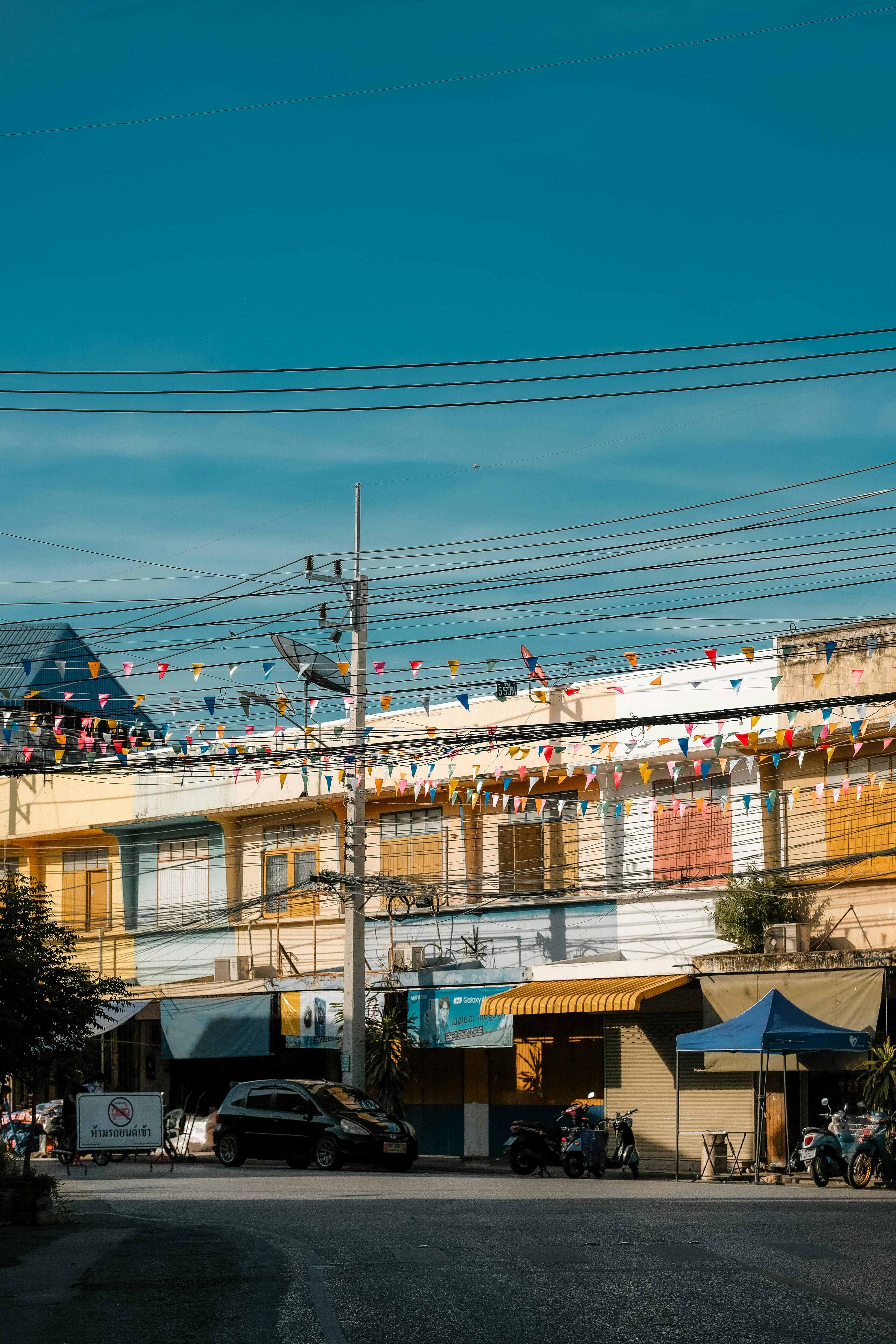 Colorful Street Scene in Suphan Buri, Thailand · Free Stock Photo