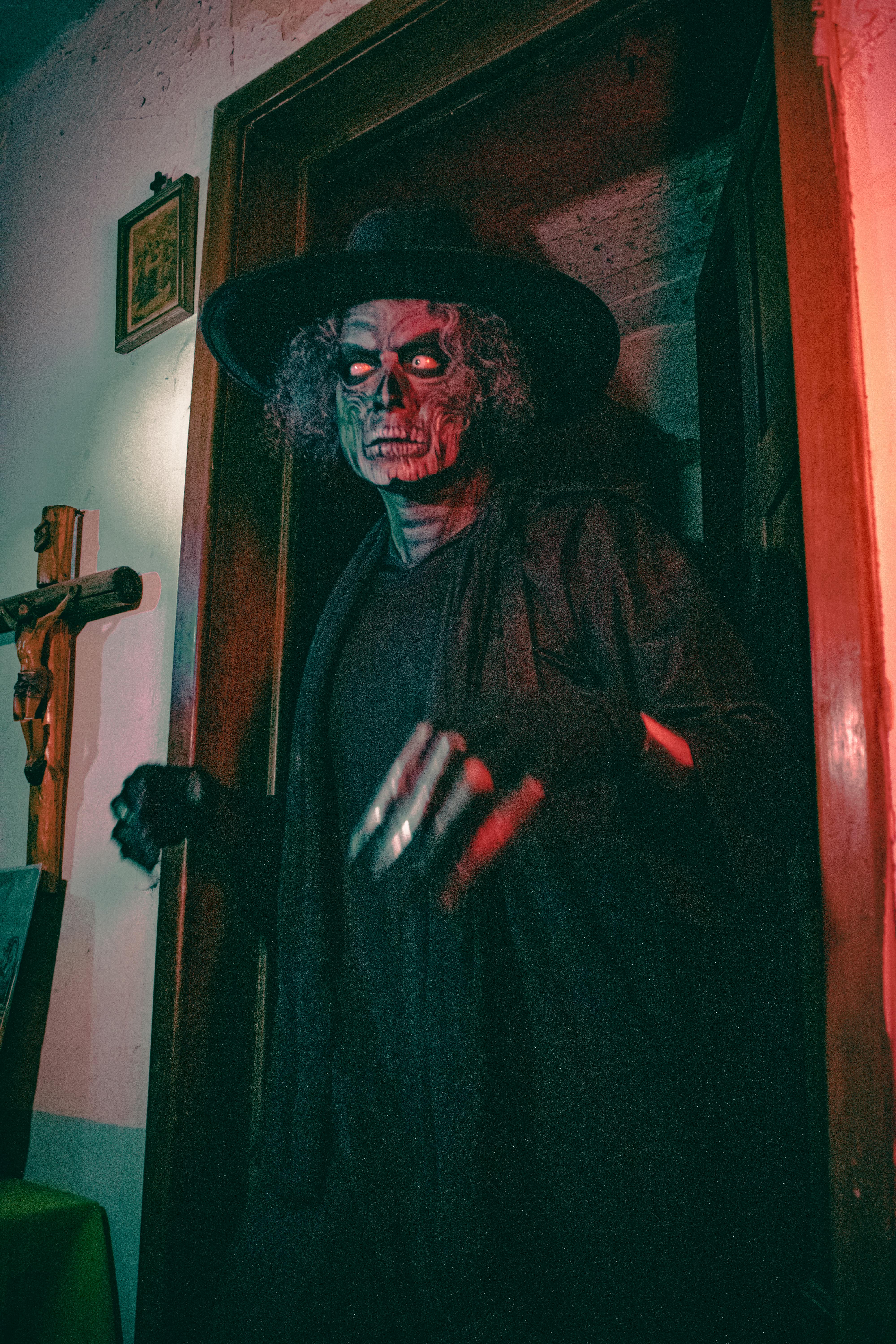 Figură înfricoșătoare Cu Machiaj Artistic Cu Craniu în Camera ...