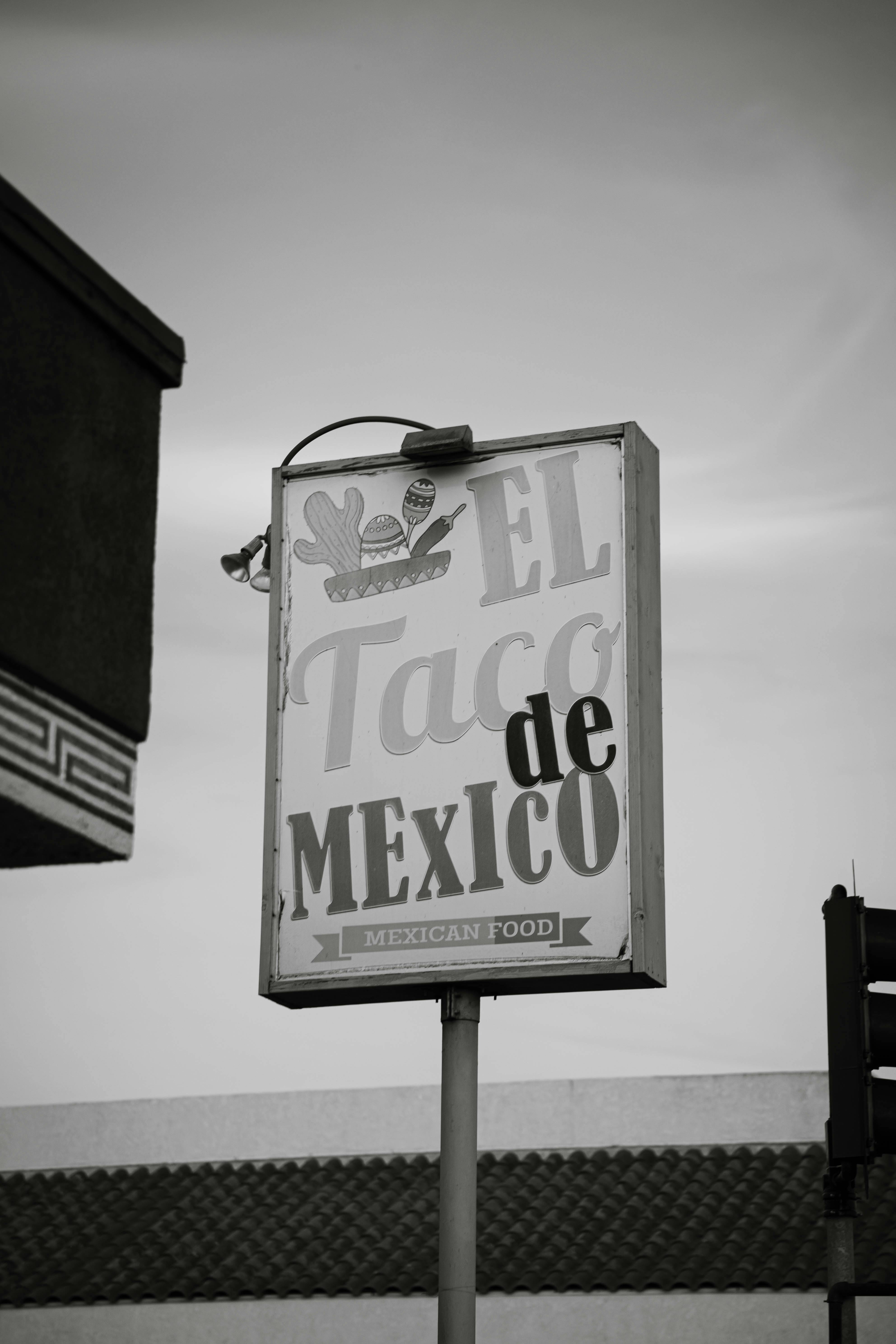 Letrero De Tacos Vintage En Una Escena Callejera Urbana · Foto de stock ...