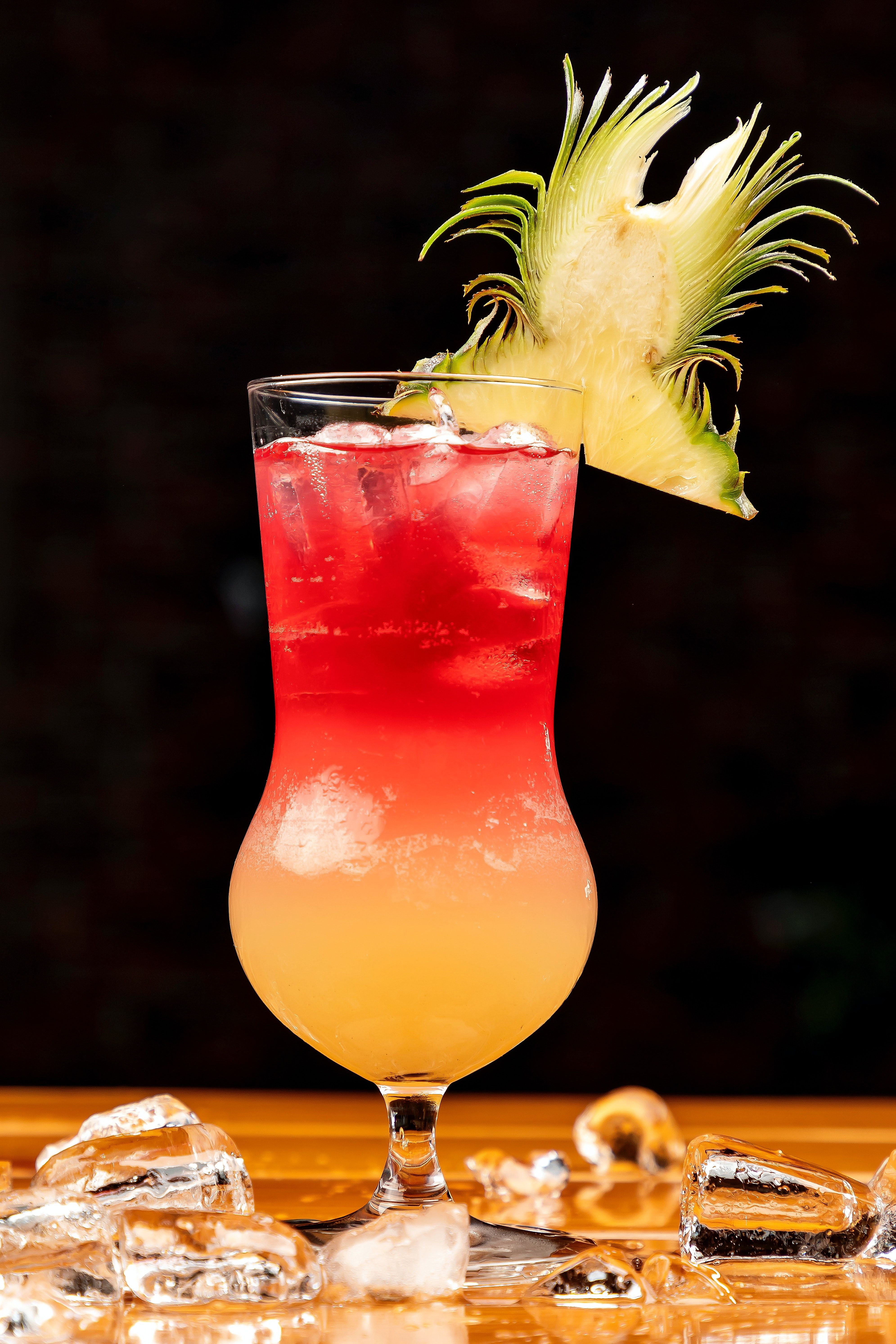 Cóctel Tropical Refrescante Con Guarnición De Piña · Foto de stock gratuita