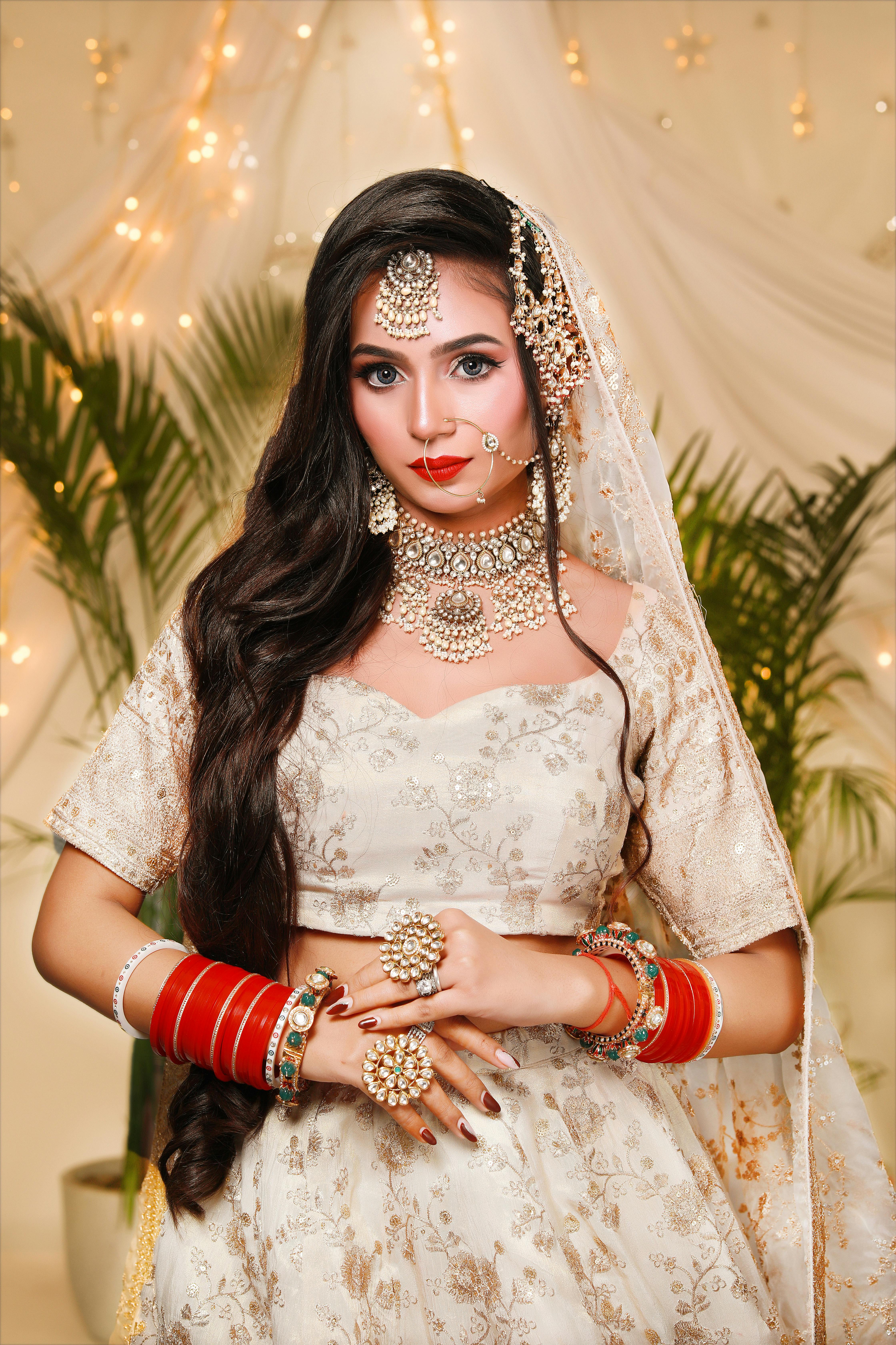 Noiva Indiana Elegante Em Traje Tradicional · Foto profissional gratuita