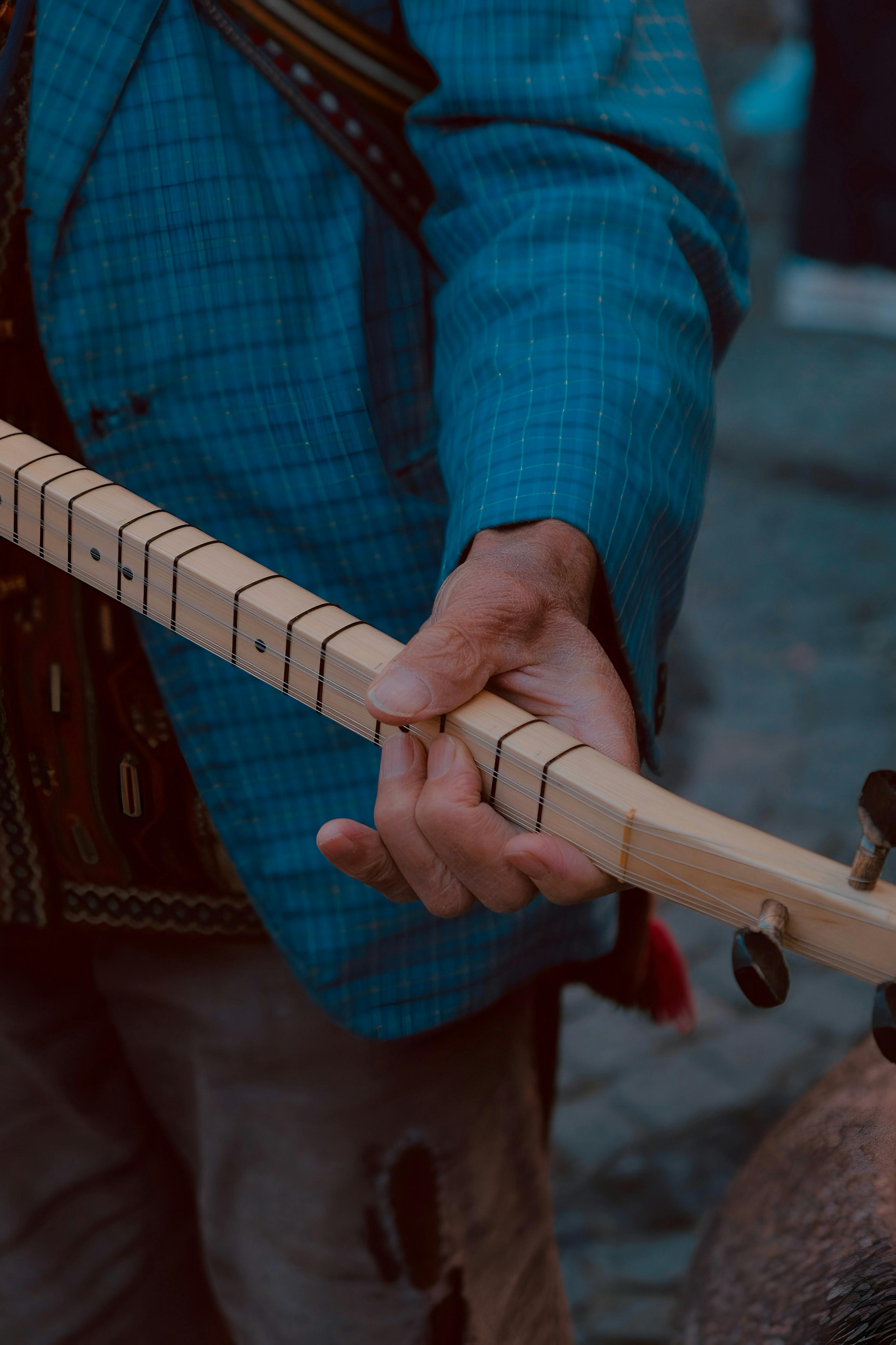 Geleneksel Enstrüman çalan Müzisyenin Yakın çekimi · Ücretsiz Stok Fotoğraf