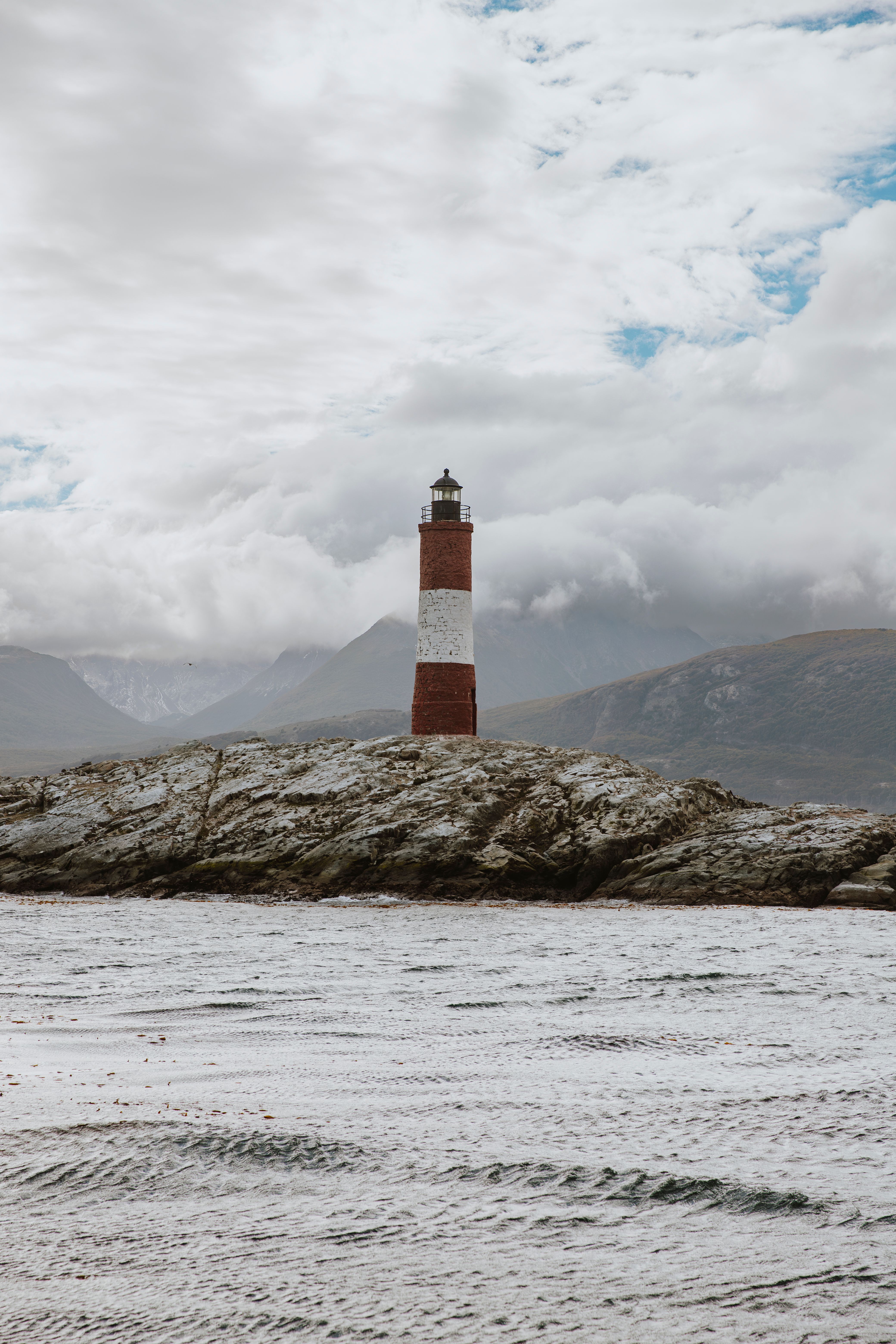 Phare Dans Le Paysage Marin Spectaculaire D'ushuaia · Photo gratuite