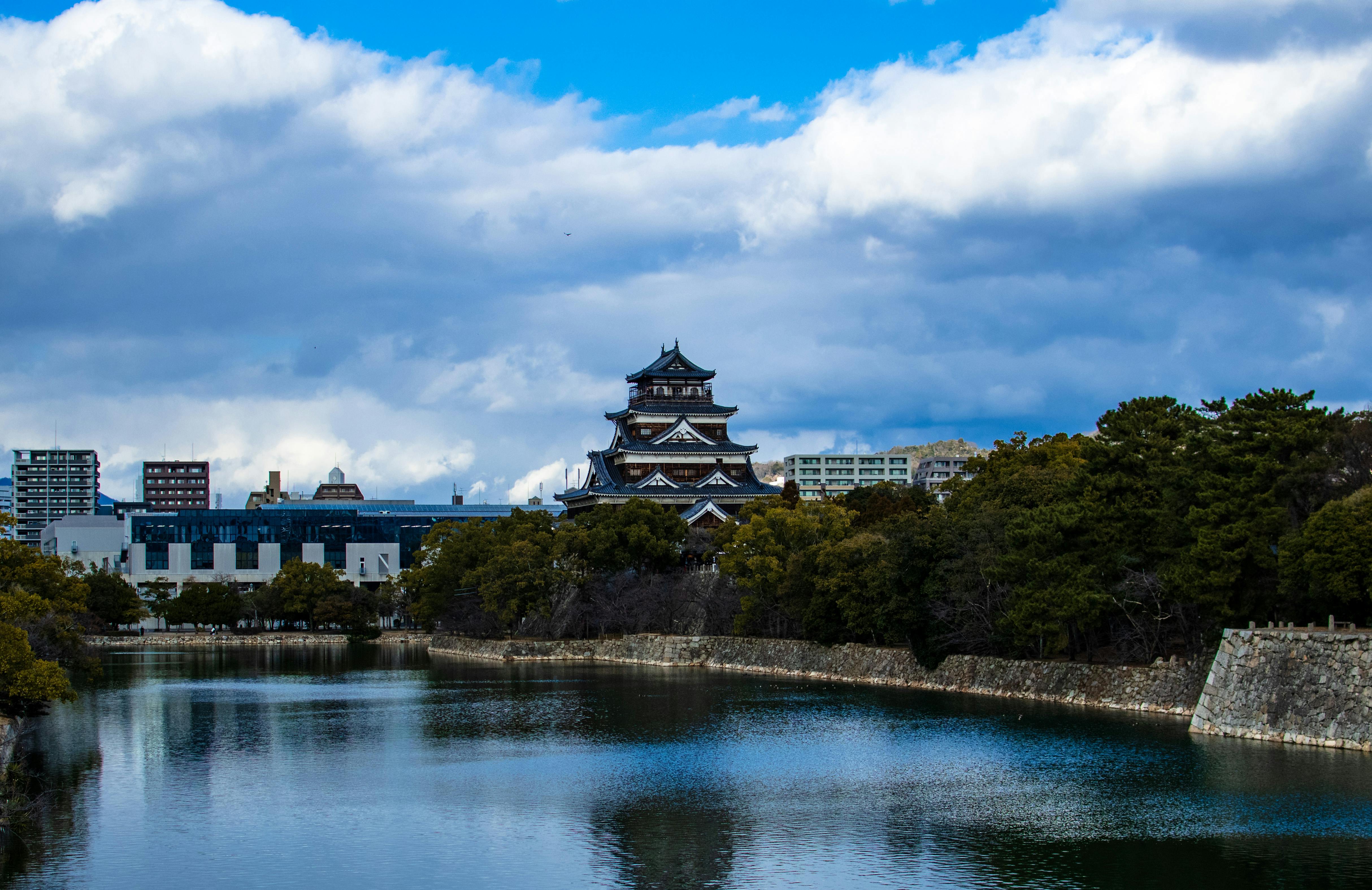 Vista Serena Del Histórico Castillo De Hiroshima En Japón · Foto de stock gratuita