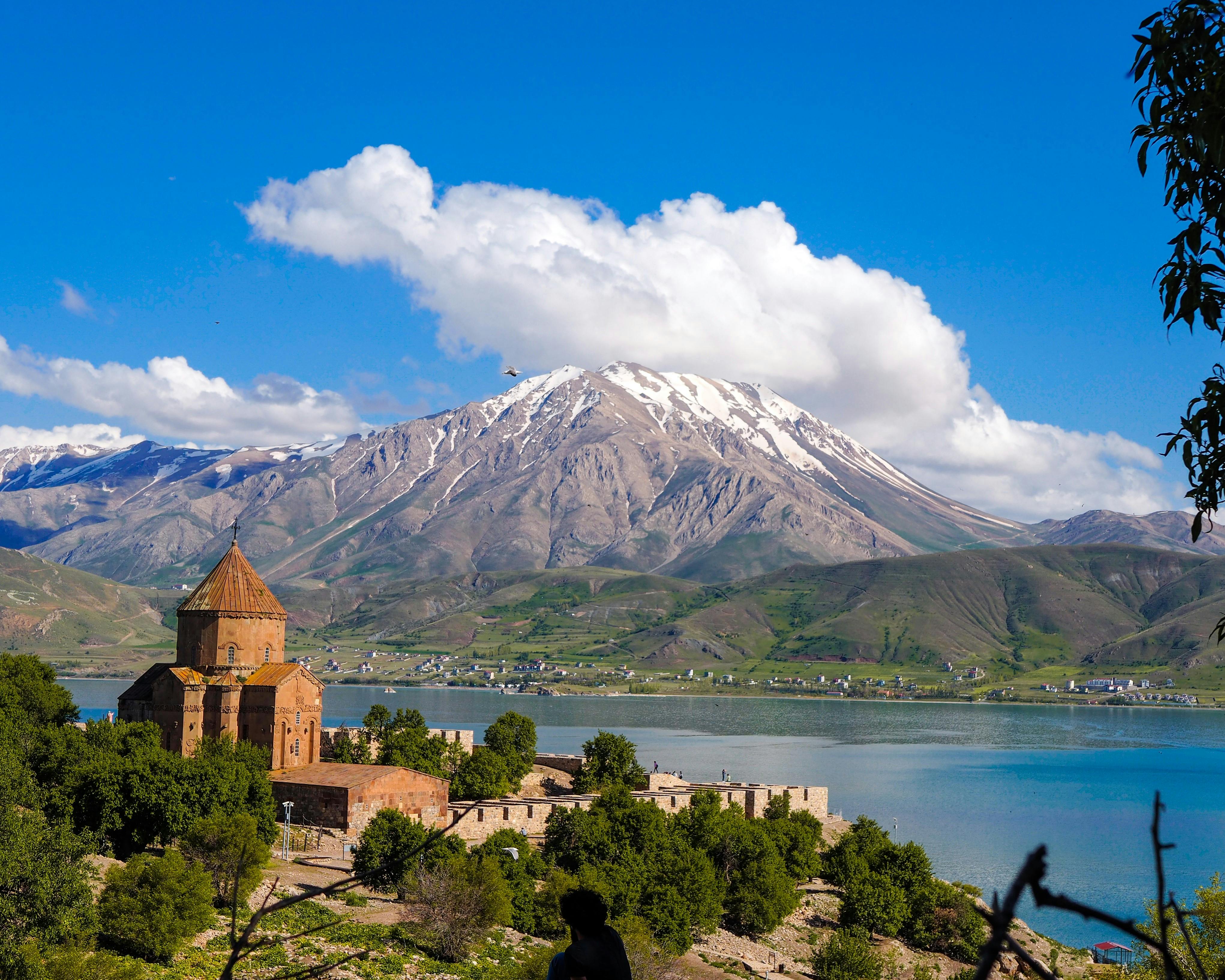 Akdamar Adası Ve Artos Dağı'Nın Muhteşem Manzarası · Ücretsiz Stok Fotoğraf