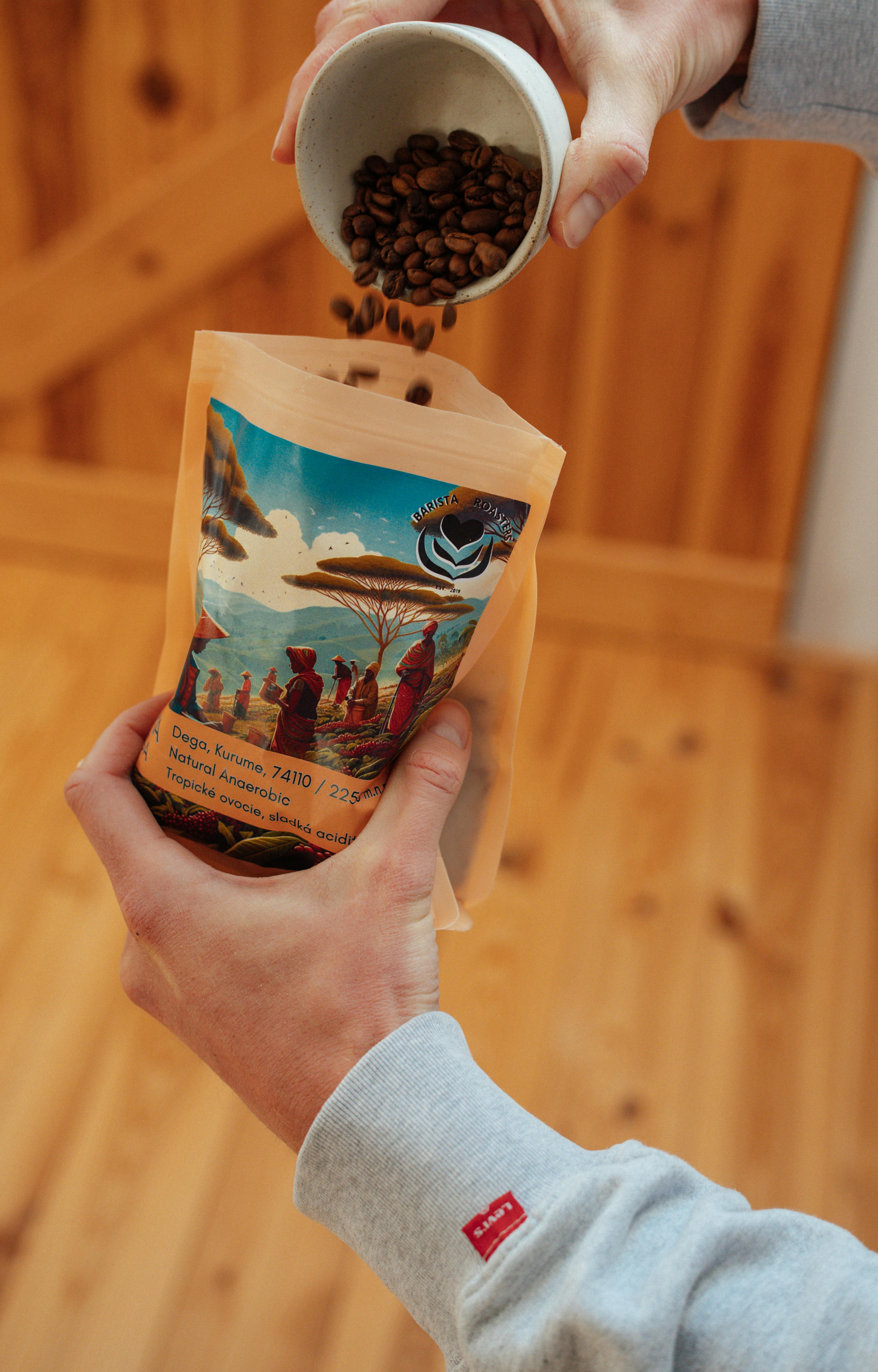 Menuangkan Biji Kopi Ke Dalam Kemasan Campuran Ethiopia · Foto Stok Gratis