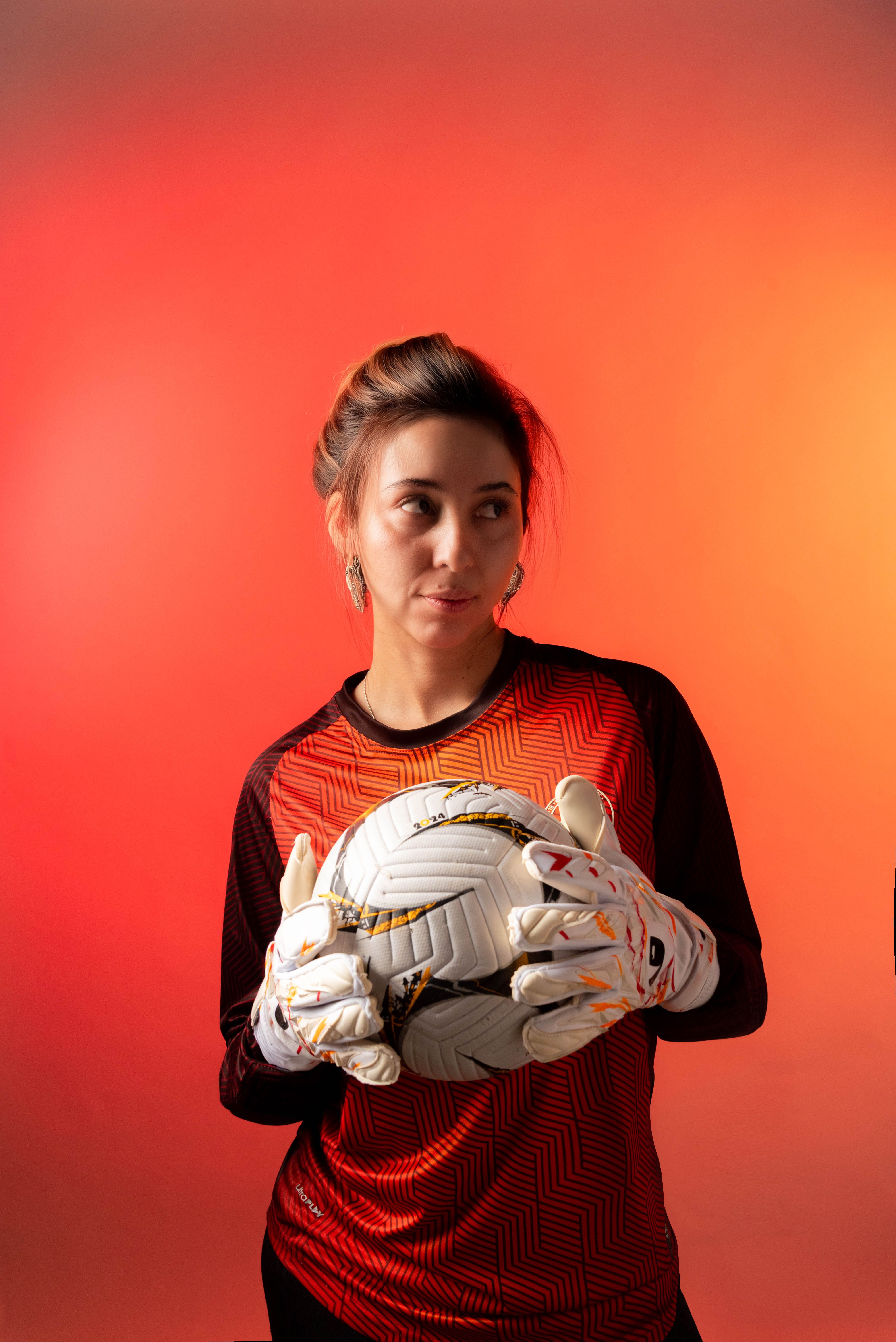 Portero Femenino Sosteniendo Un Balón De Fútbol En El Estudio · Foto de ...