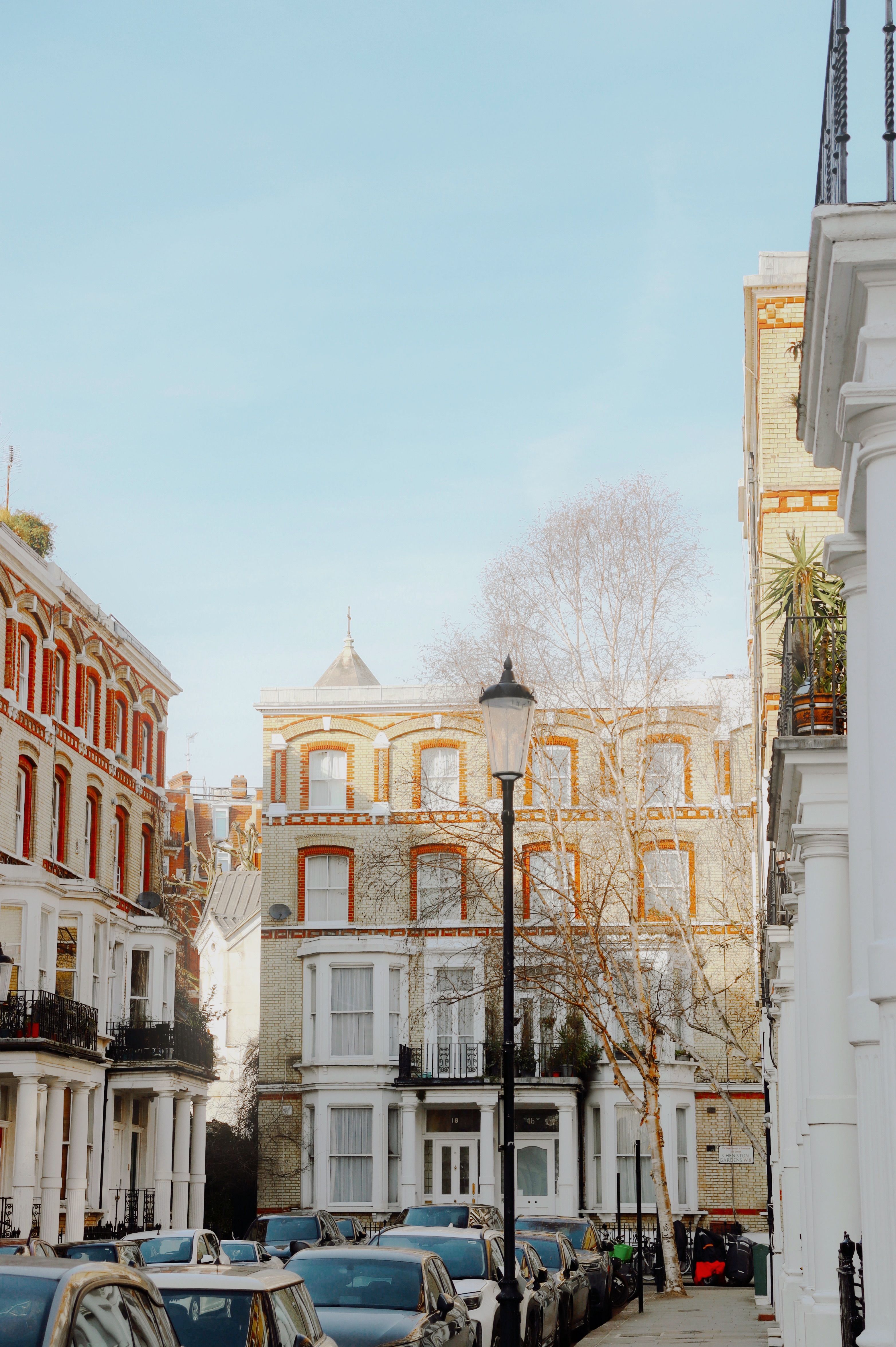 Charming Victorian Street with Classic Architecture · Free Stock Photo