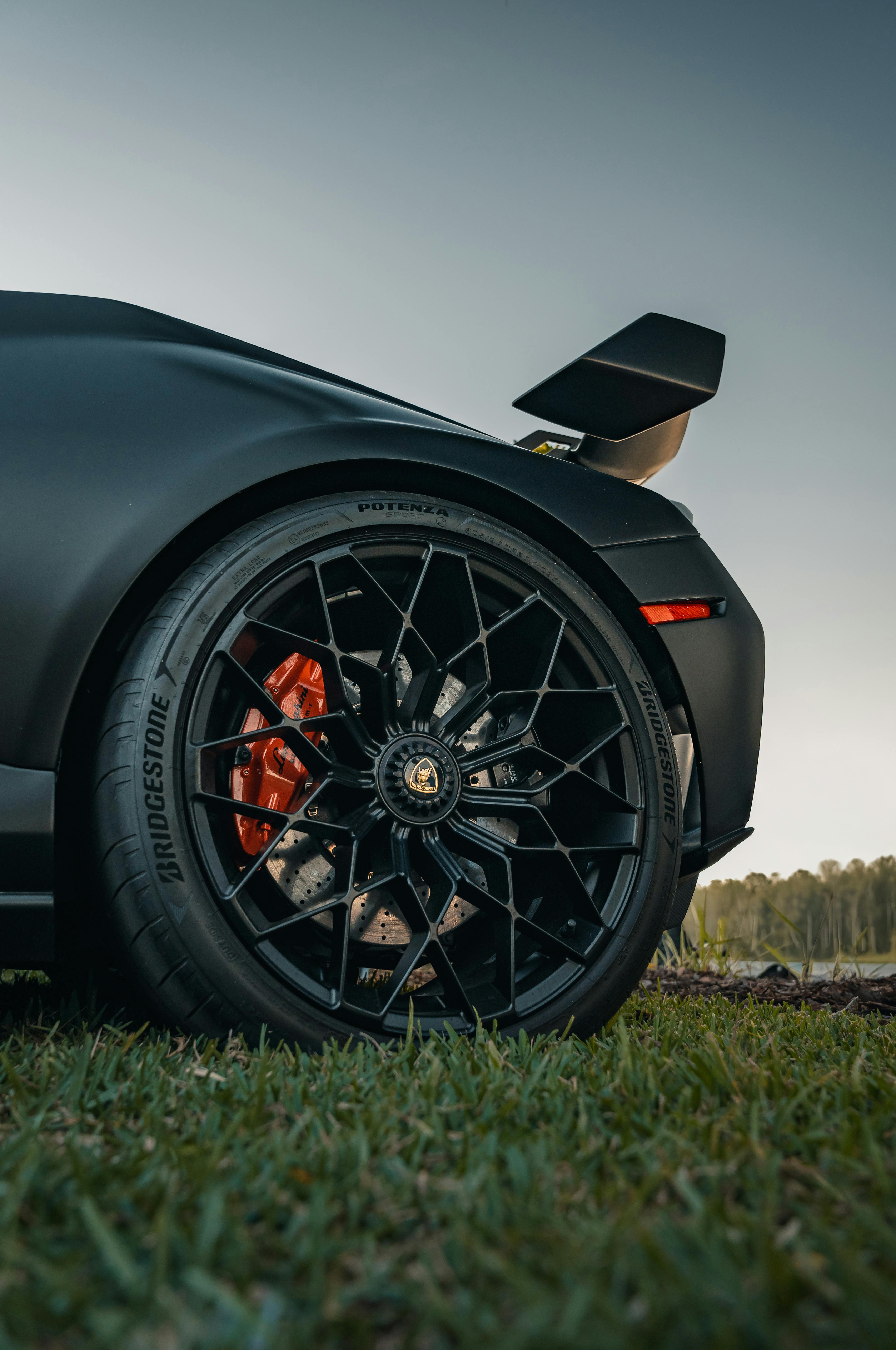 Llanta Lamborghini Aventador Sv En Color Negro Grafito · Foto de stock ...